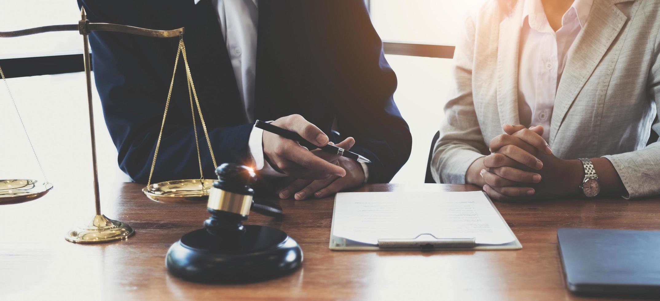 consulta del equipo de empresarios o abogados reunidos con el cliente ...