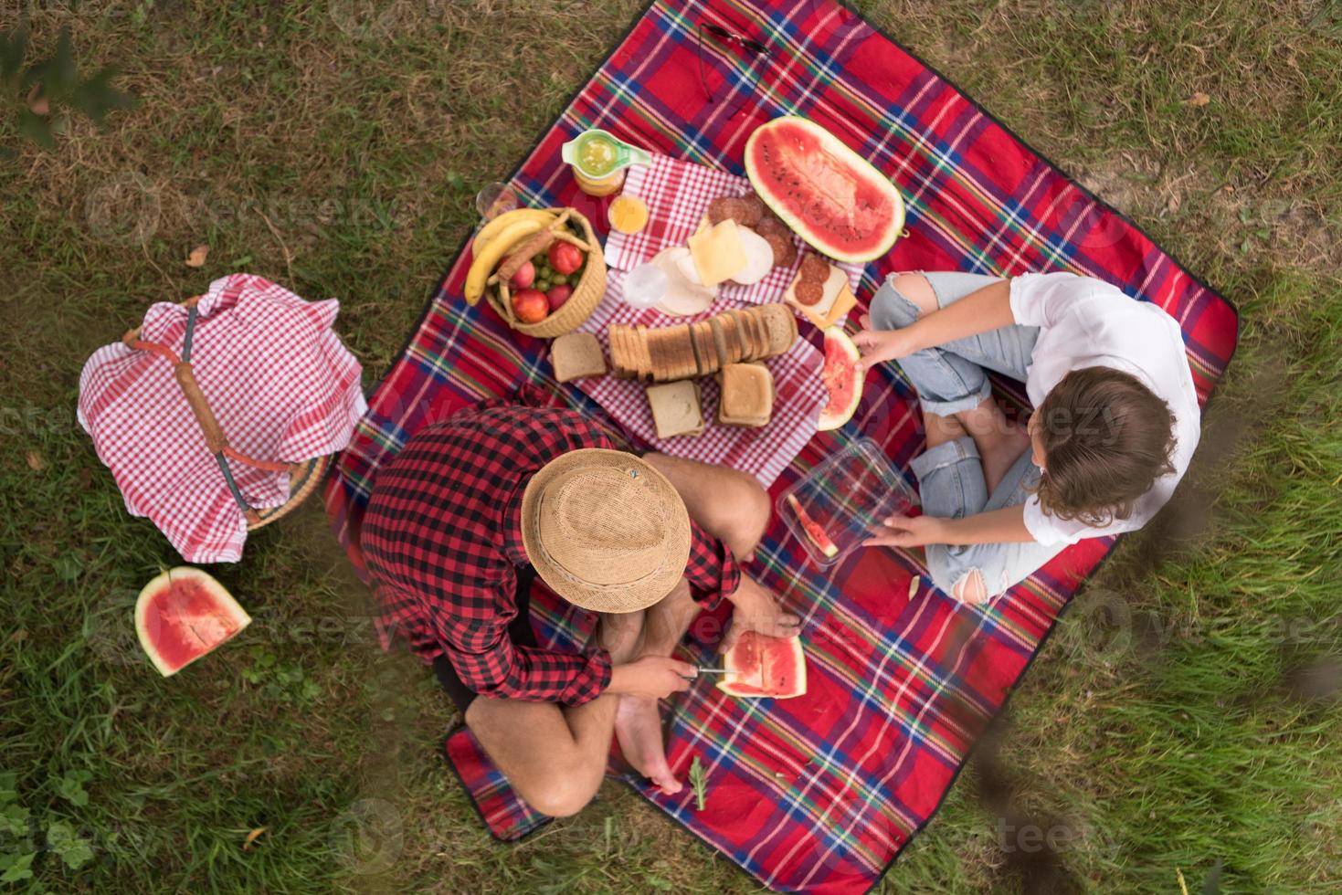 top view of couple enjoying picnic time 10663730 Stock Photo at Vecteezy top view of couple enjoying picnic time 10663730 Stock Photo at Vecteezy