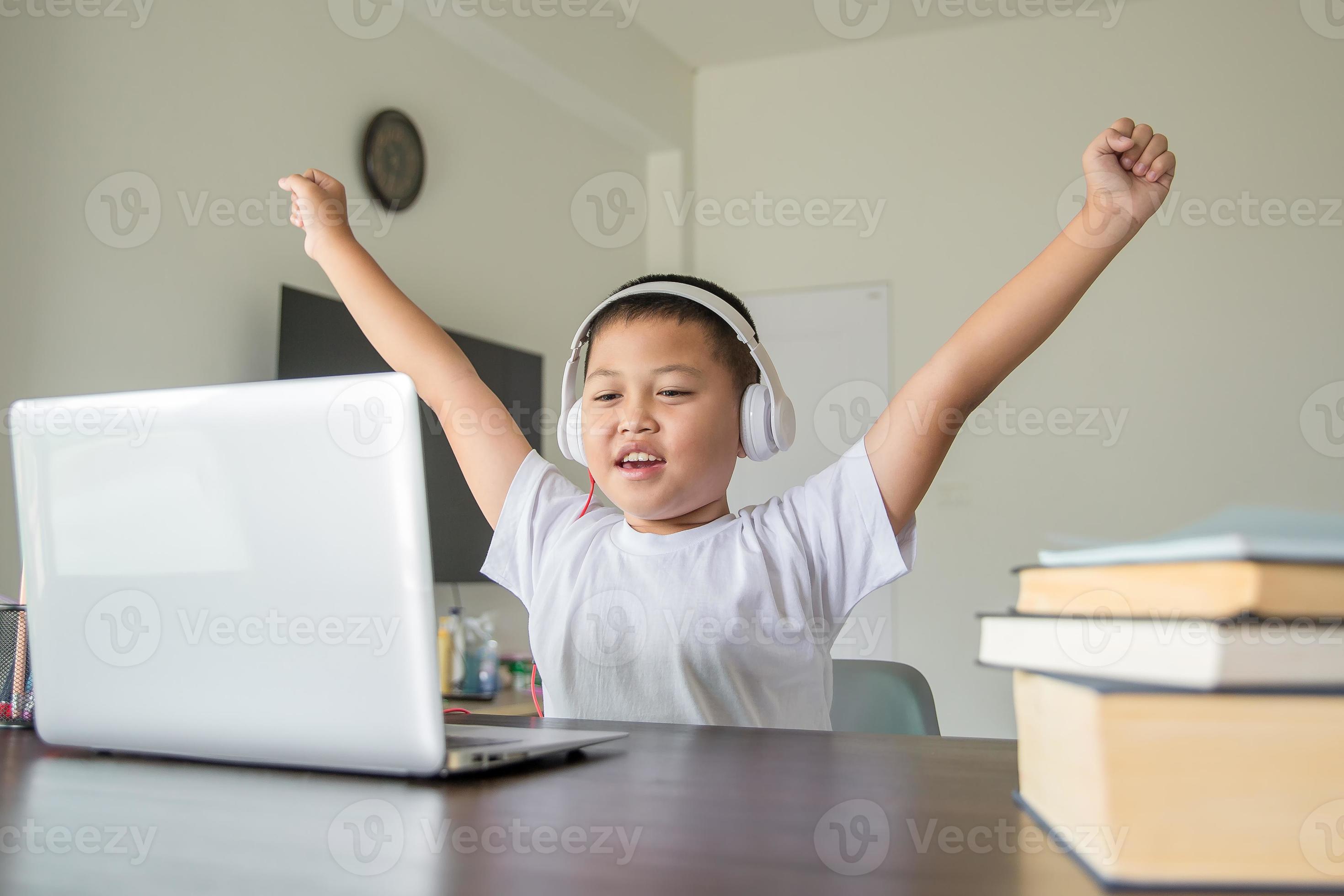 joven estudiante aprendiendo a distancia clase virtual a distancia en línea en videollamada ...
