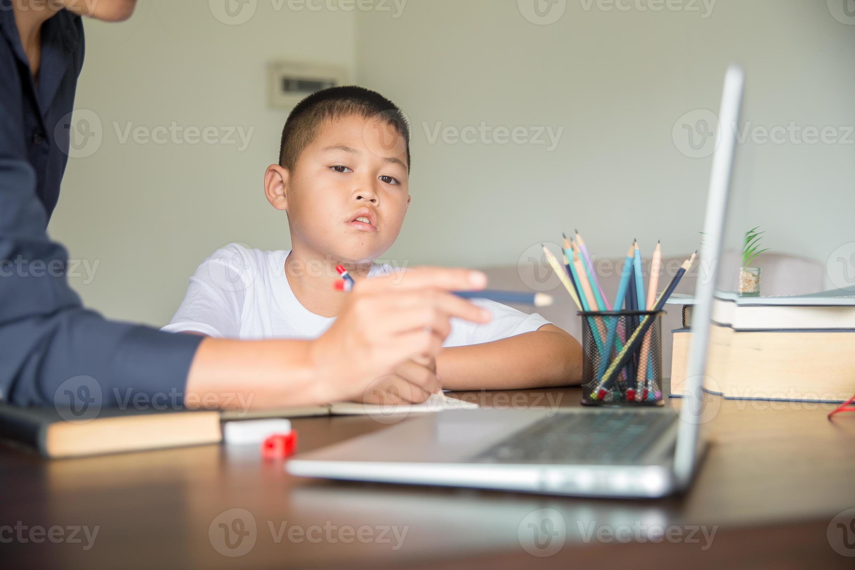 joven estudiante a distancia aprendiendo a distancia clase virtual en ...