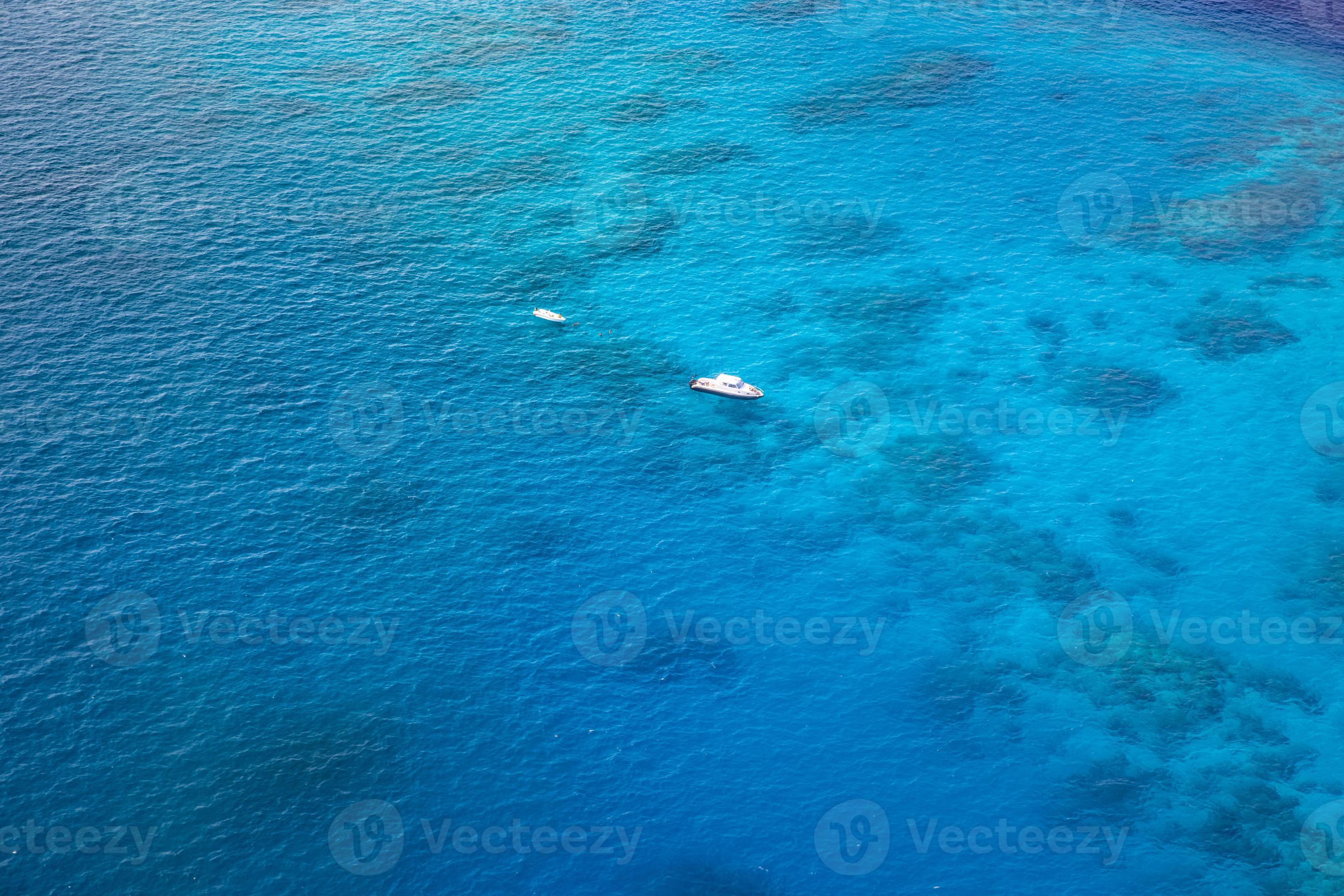 imagen aérea de la laguna oceánica tropical azul turquesa, playa de arena blanca, arrecife de ...