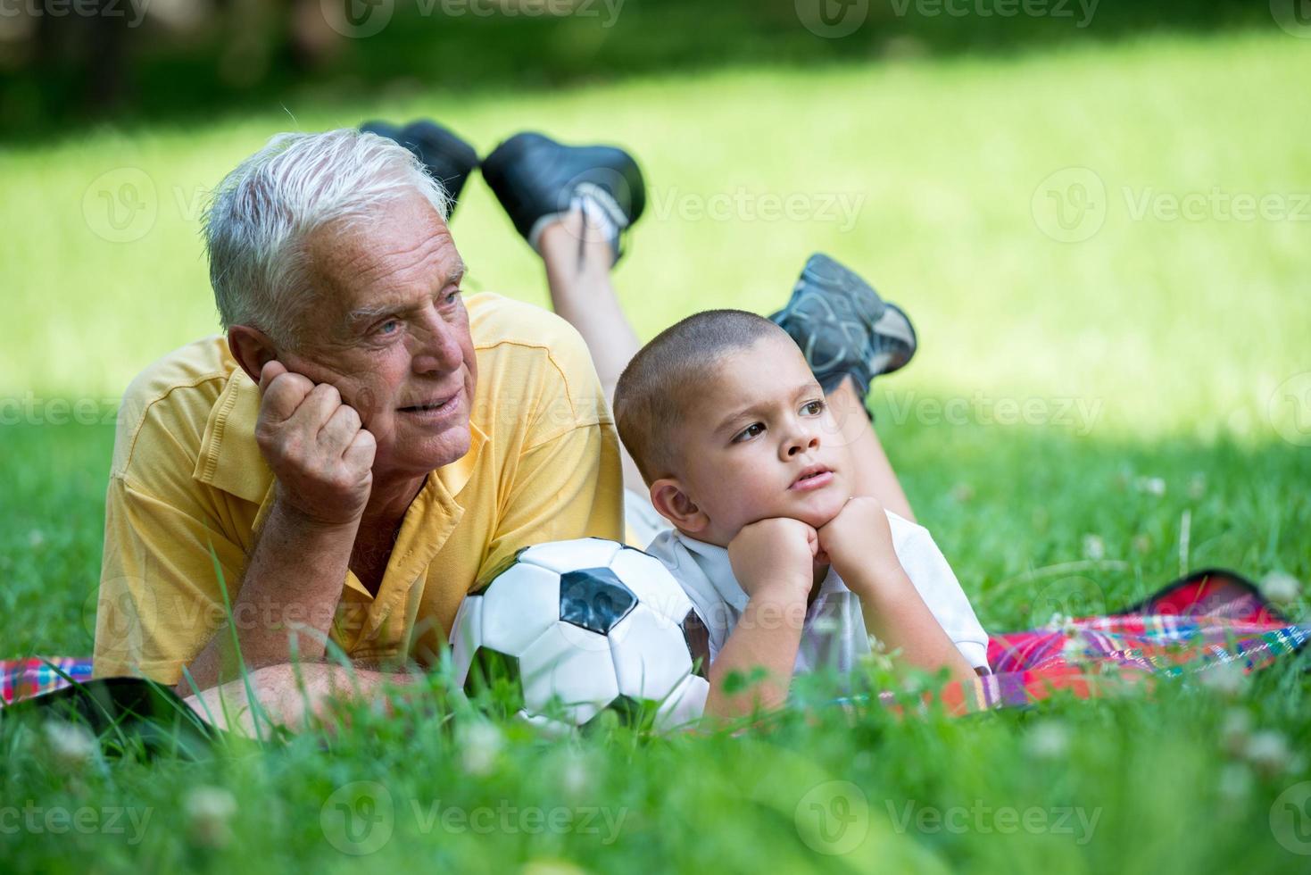 El Abuelo Y El Niño Se Divierten En El Parque 10883662 Foto De Stock En Vecteezy
