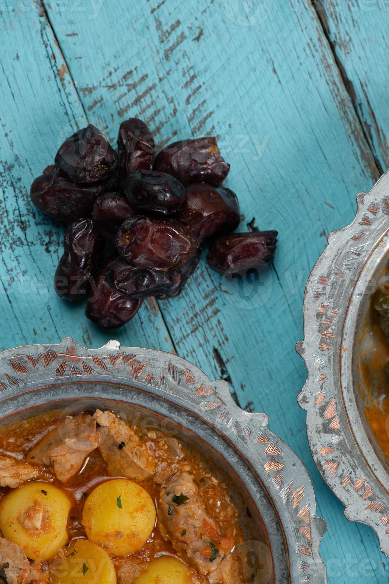 Eid Mubarak Traditional Ramadan Iftar dinner. 10996638 Stock Photo at ...