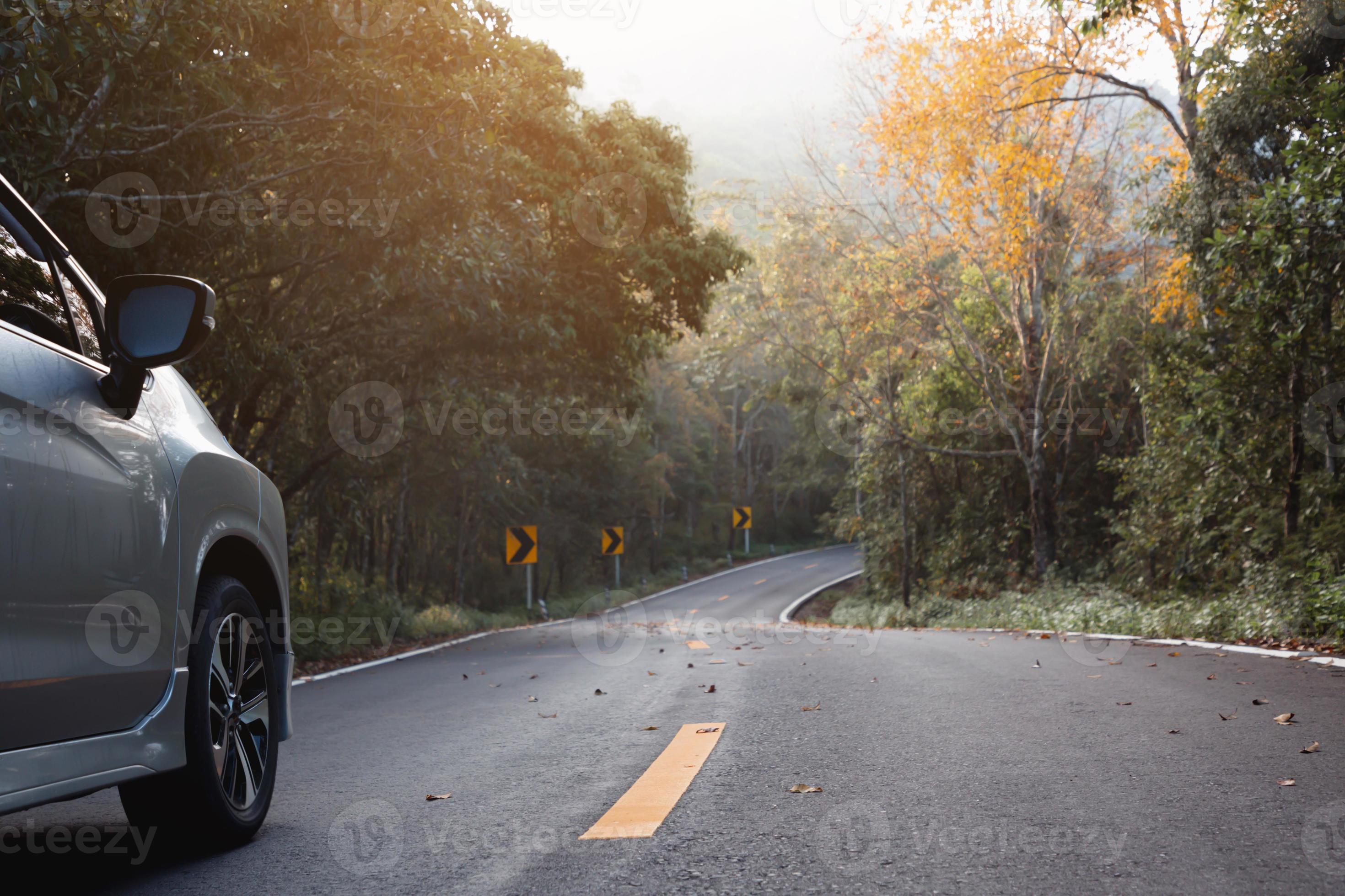 Driving into curves correctly and safely The driver had to slow down ...