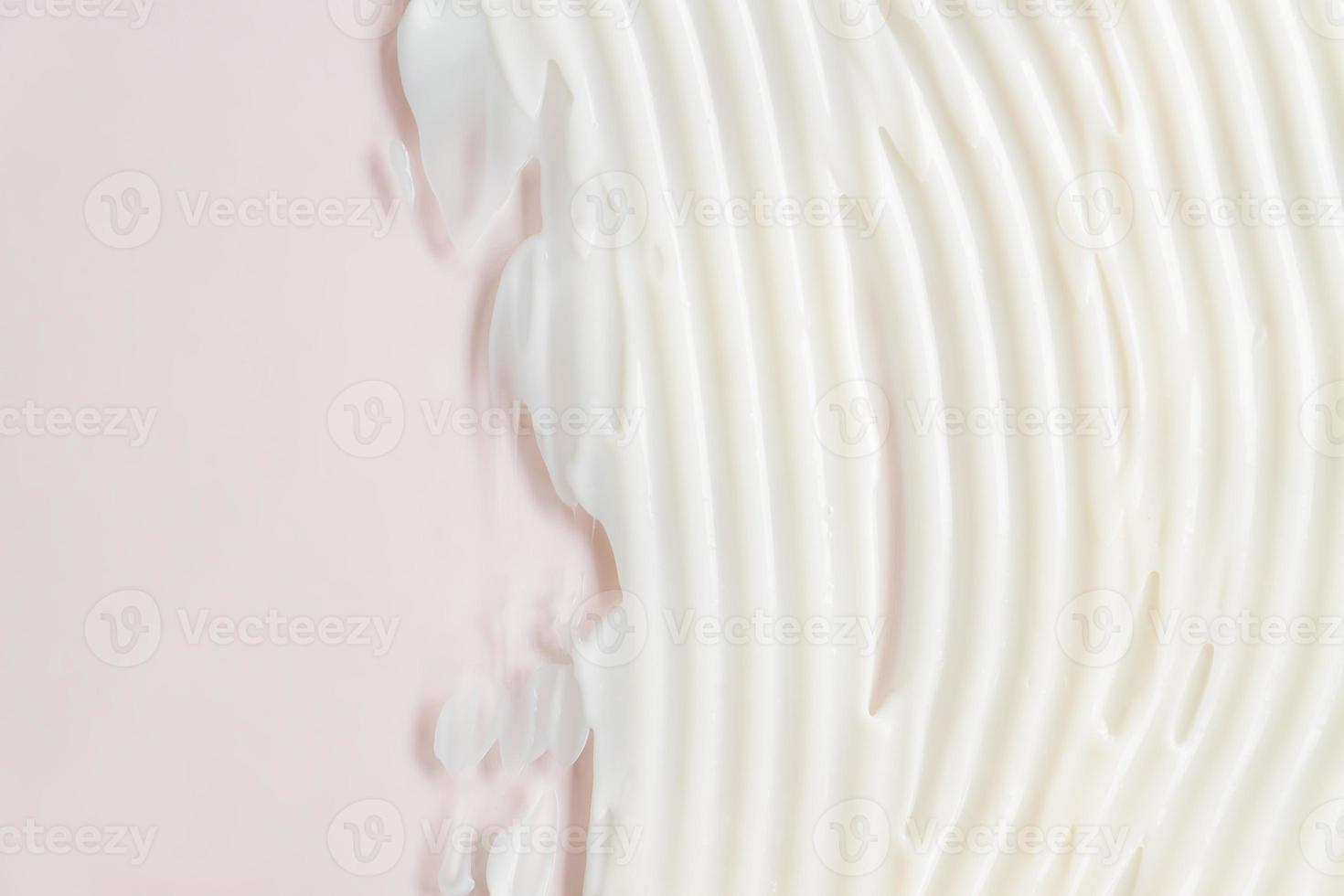 muestras de producto cosmético blanco sobre fondo beige. crema para el ...