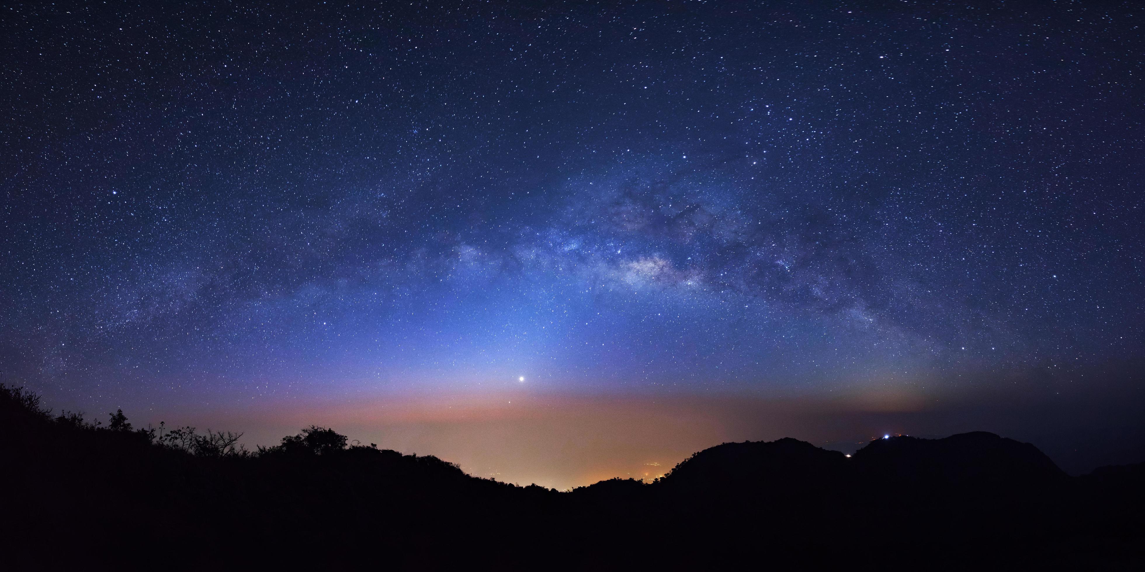 cielo nocturno estrellado panorámico con montaña alta en doi luang chiang dao y galaxia de la ...