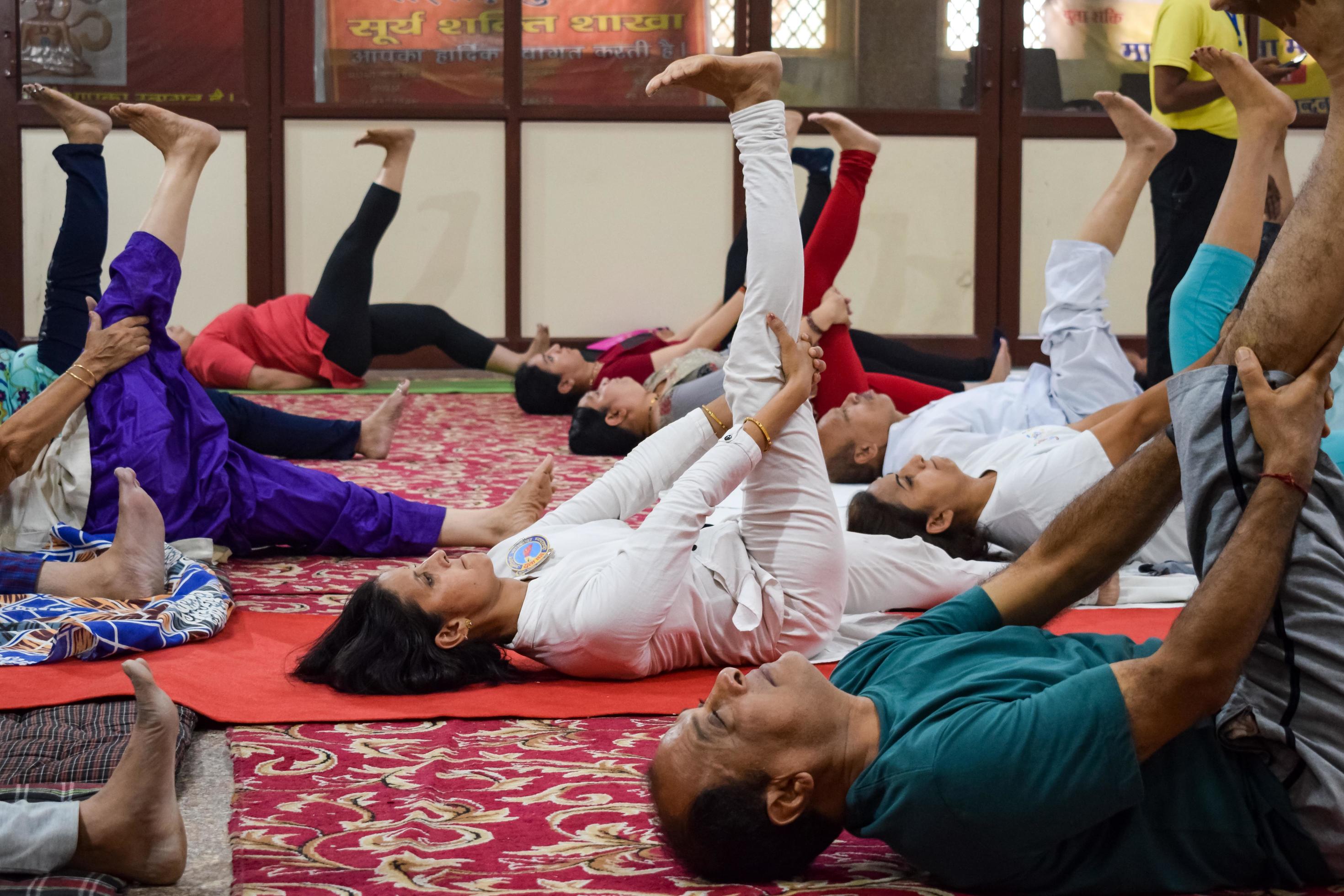 nueva delhi, india, 19 de junio de 2022 - sesión grupal de ejercicios de yoga para personas de ...