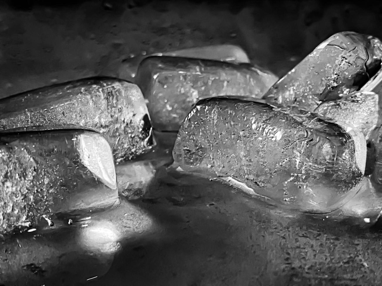 The ice cube shape has been adjusted to add color,It will help refresh and make you feel good ...