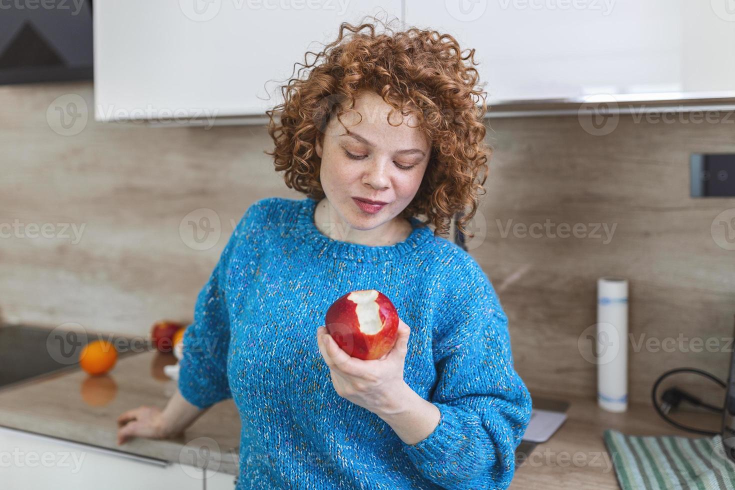 Retrato De Una Hermosa Niña Sonriente Mordiendo Una Manzana En Su