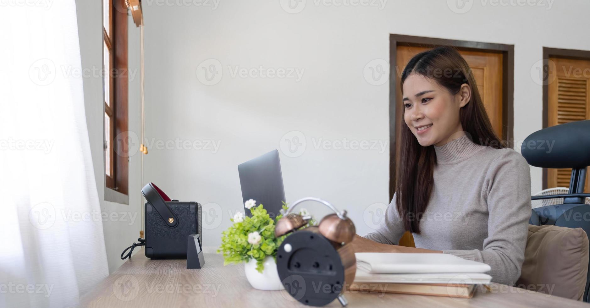 mujer joven con computadora portátil cara feliz sonriendo con los brazos cruzados mirando a la ...