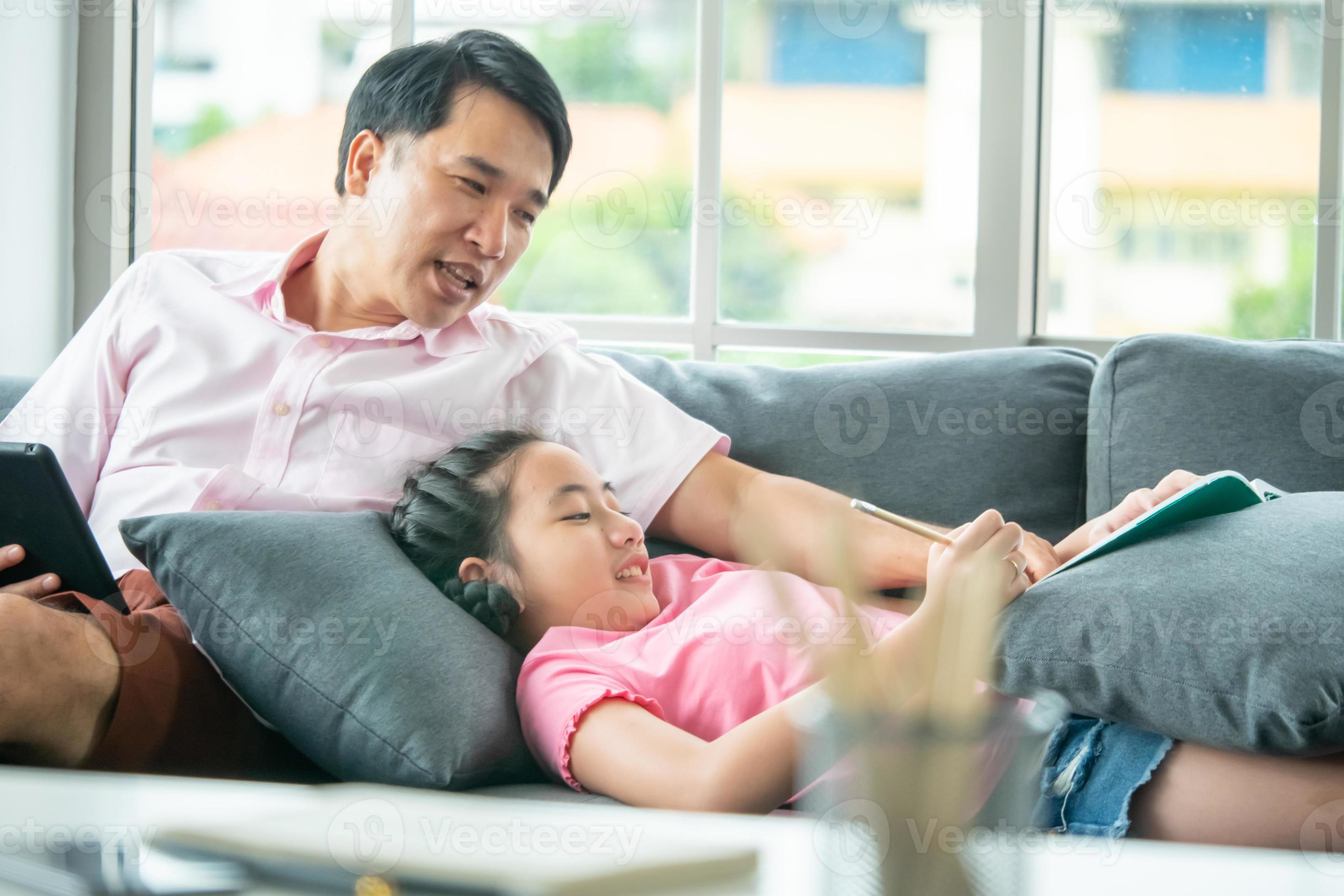 familia feliz con padre e hija pasando tiempo juntos en casa. 11271955 Foto de stock en Vecteezy