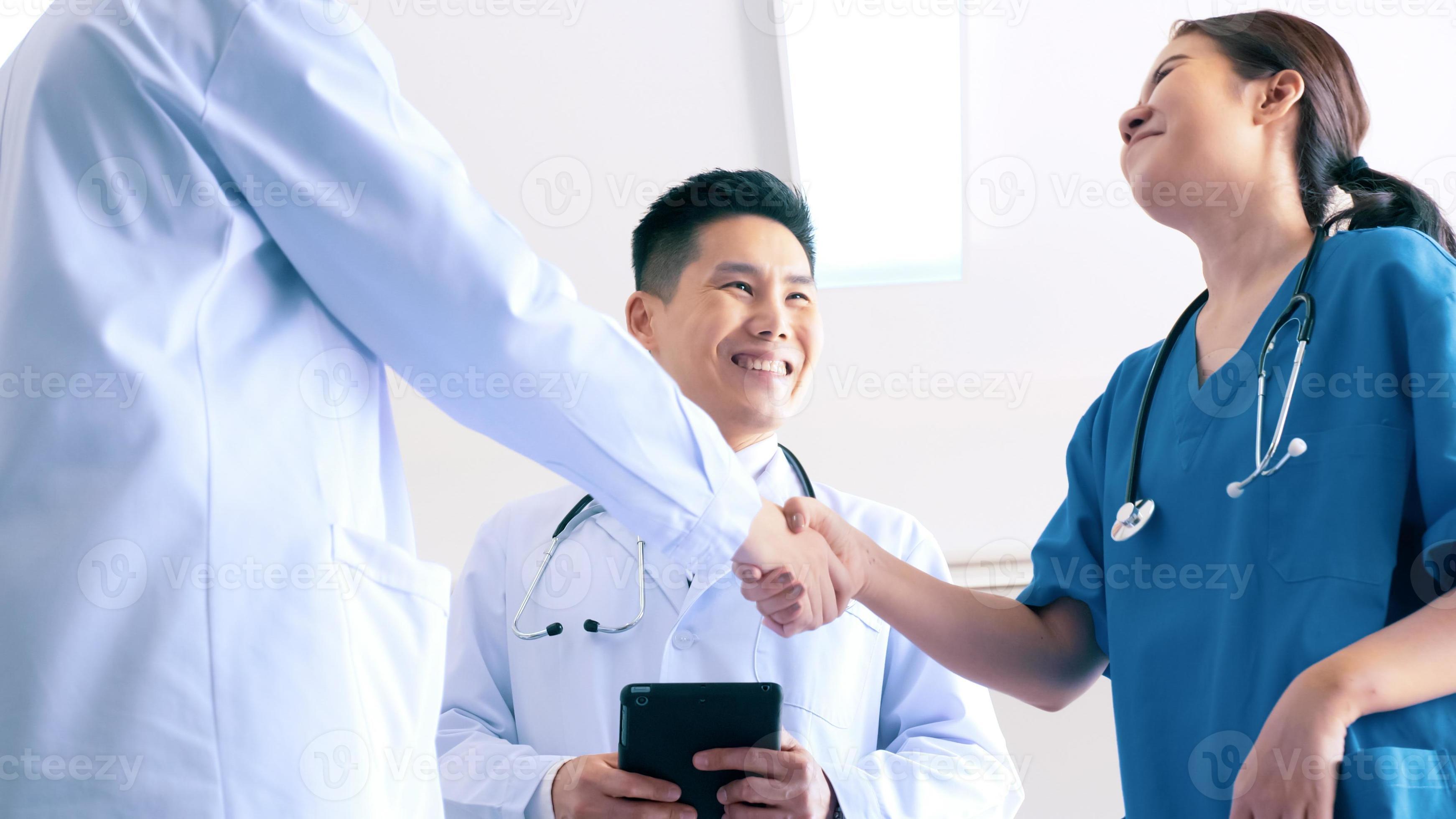 Team of doctors talking in hospital. Group of medical staff discussing in clinic. 11277402 Stock ...