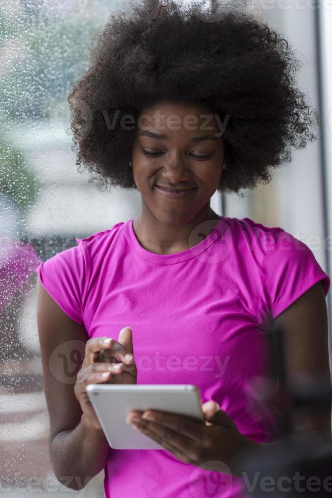 african american woman using tablet 11291132 Stock Photo at Vecteezy