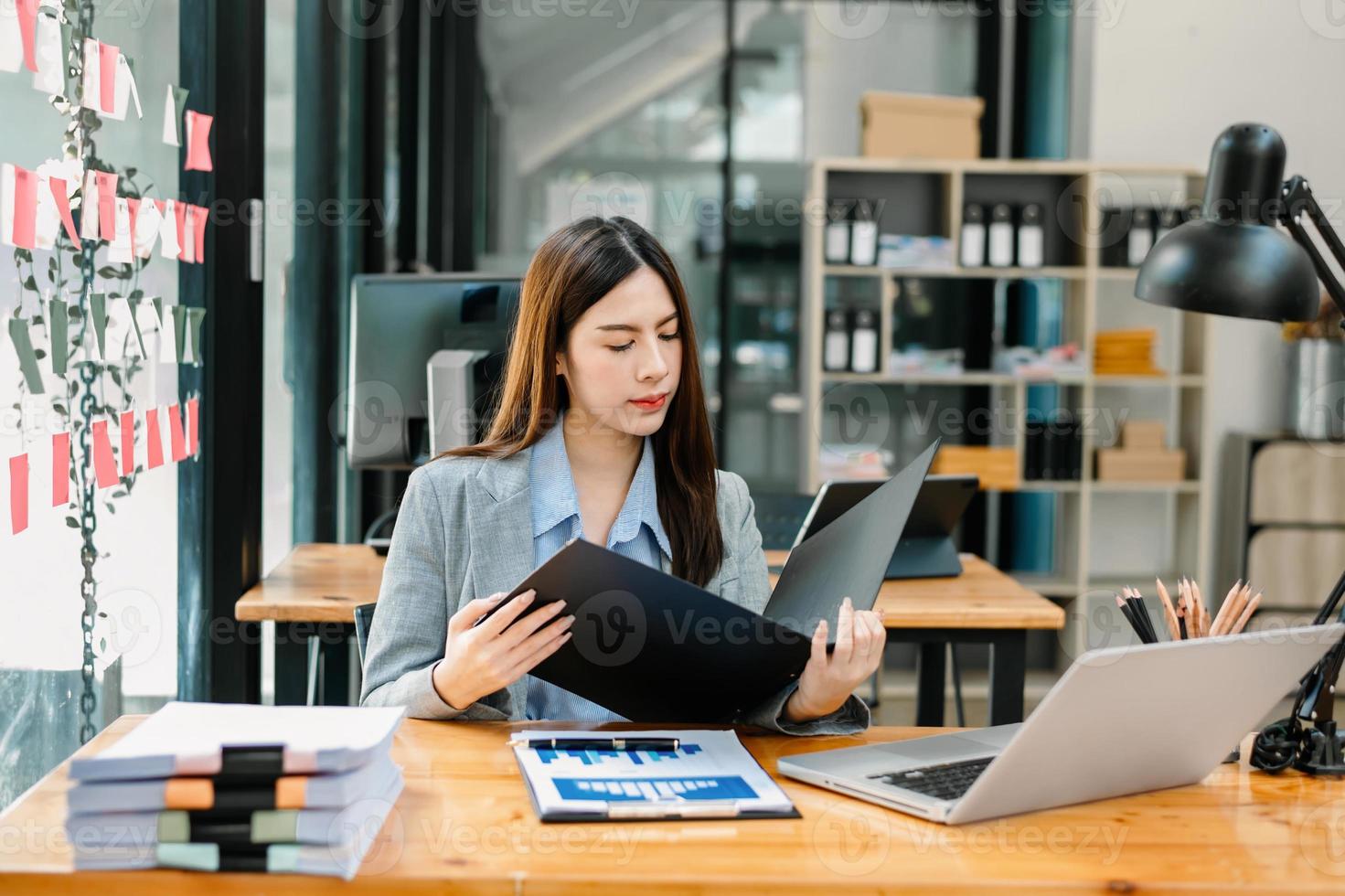 retrato de una mujer empresaria de oficina soñando despierta con su ... retrato de una mujer empresaria de oficina soñando despierta con su ...