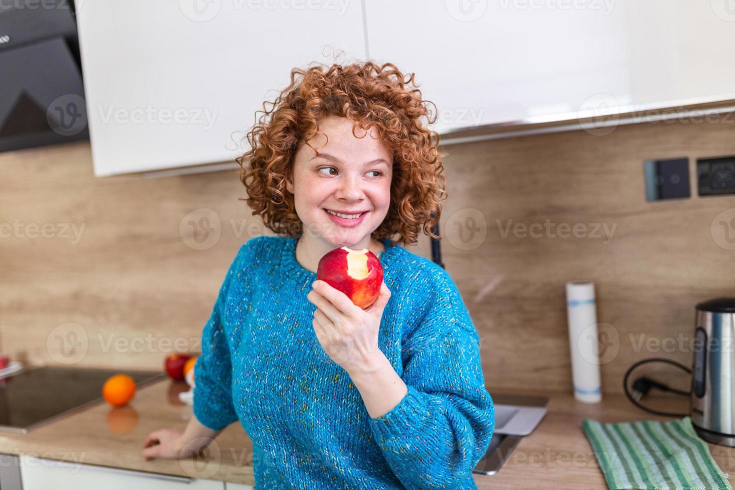 Retrato De Una Hermosa Niña Sonriente Mordiendo Una Manzana En Su