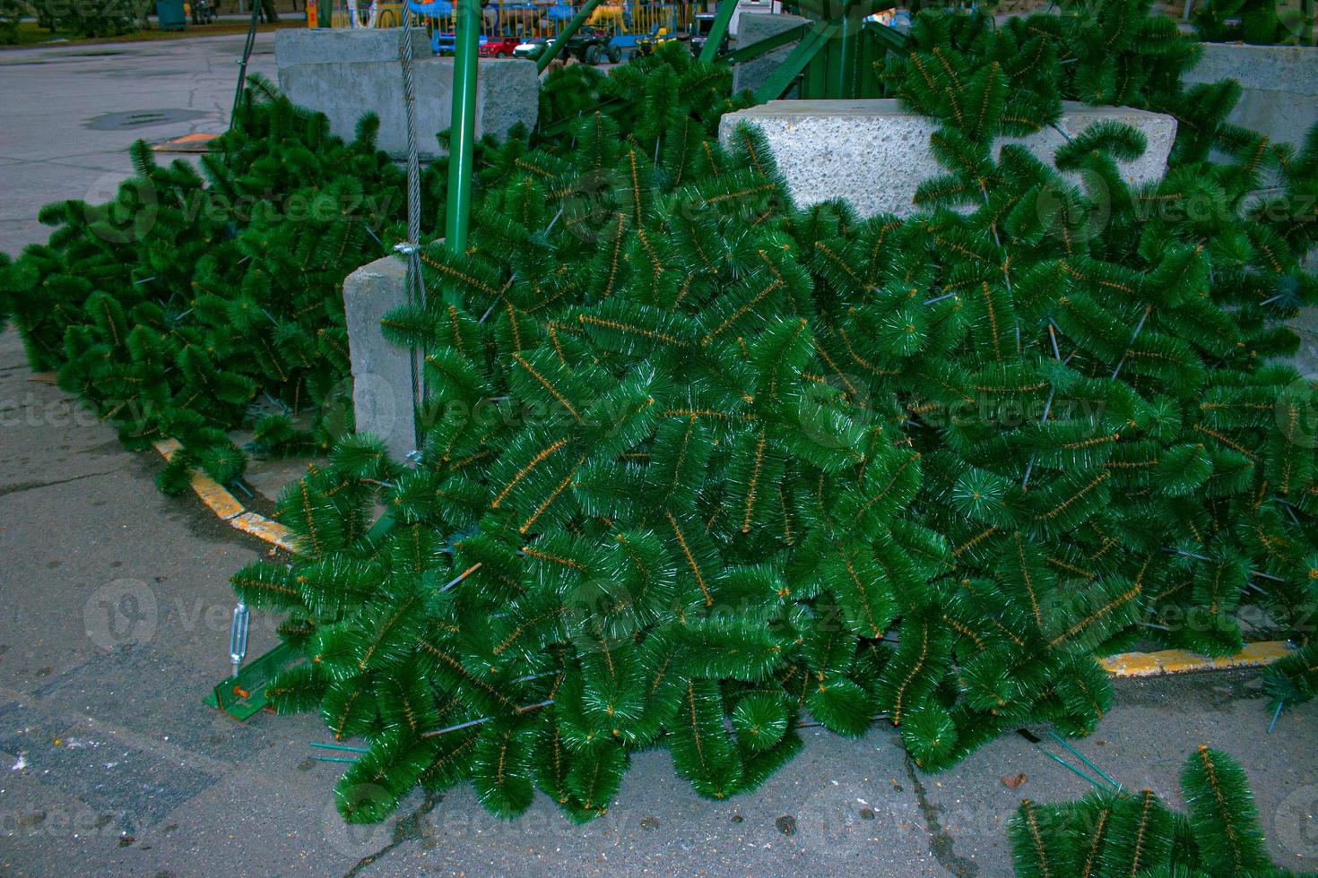 los servicios municipales están desmantelando el árbol de navidad de la ...