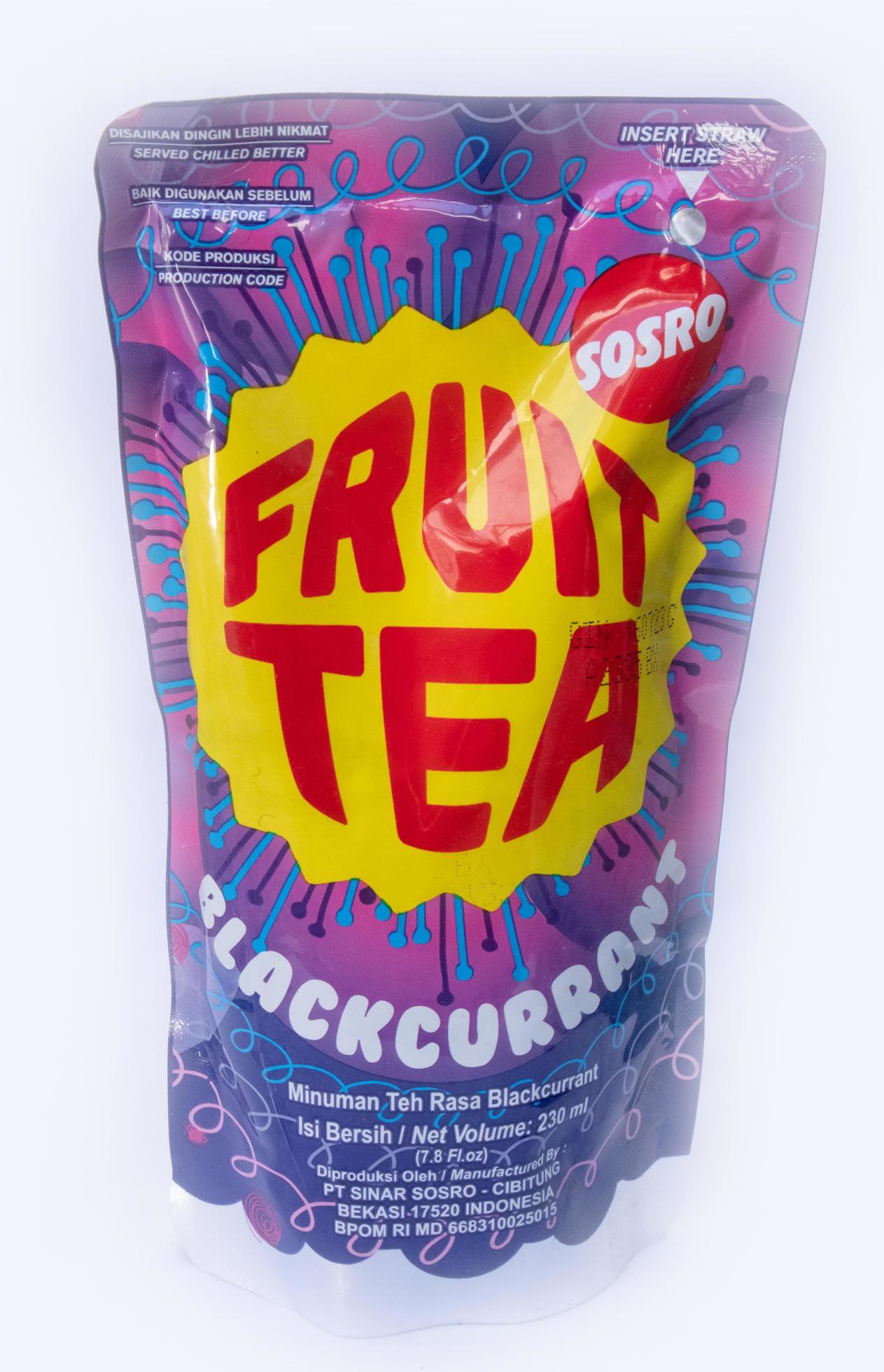 sidoarjo, jawa timur, indonesia, 2022 - bebida de té de frutas recargable de la marca sosro con ...