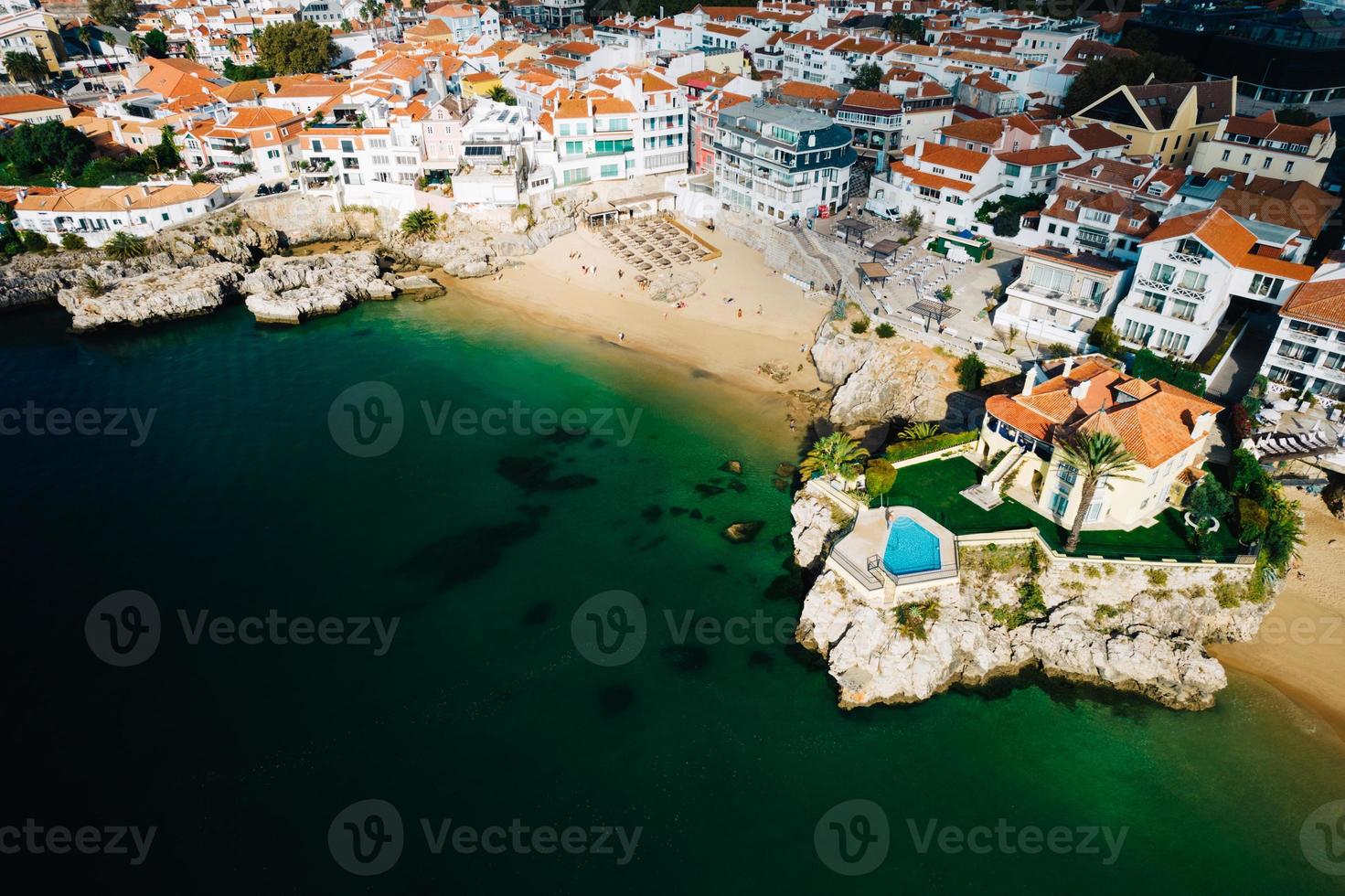 vista aérea de drones de praia da rainha y el centro histórico de la ciudad de cascais, portugal ...