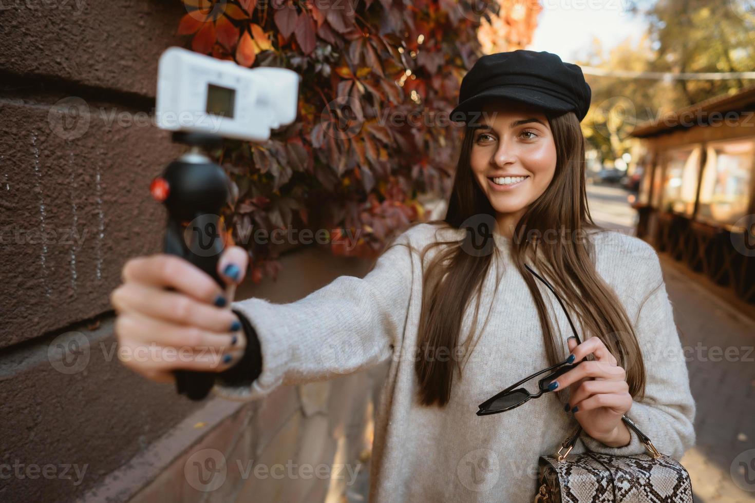 Linda Jovencita Hace Selfie Y Posa En La Cámara 11443557 Foto De Stock En Vecteezy
