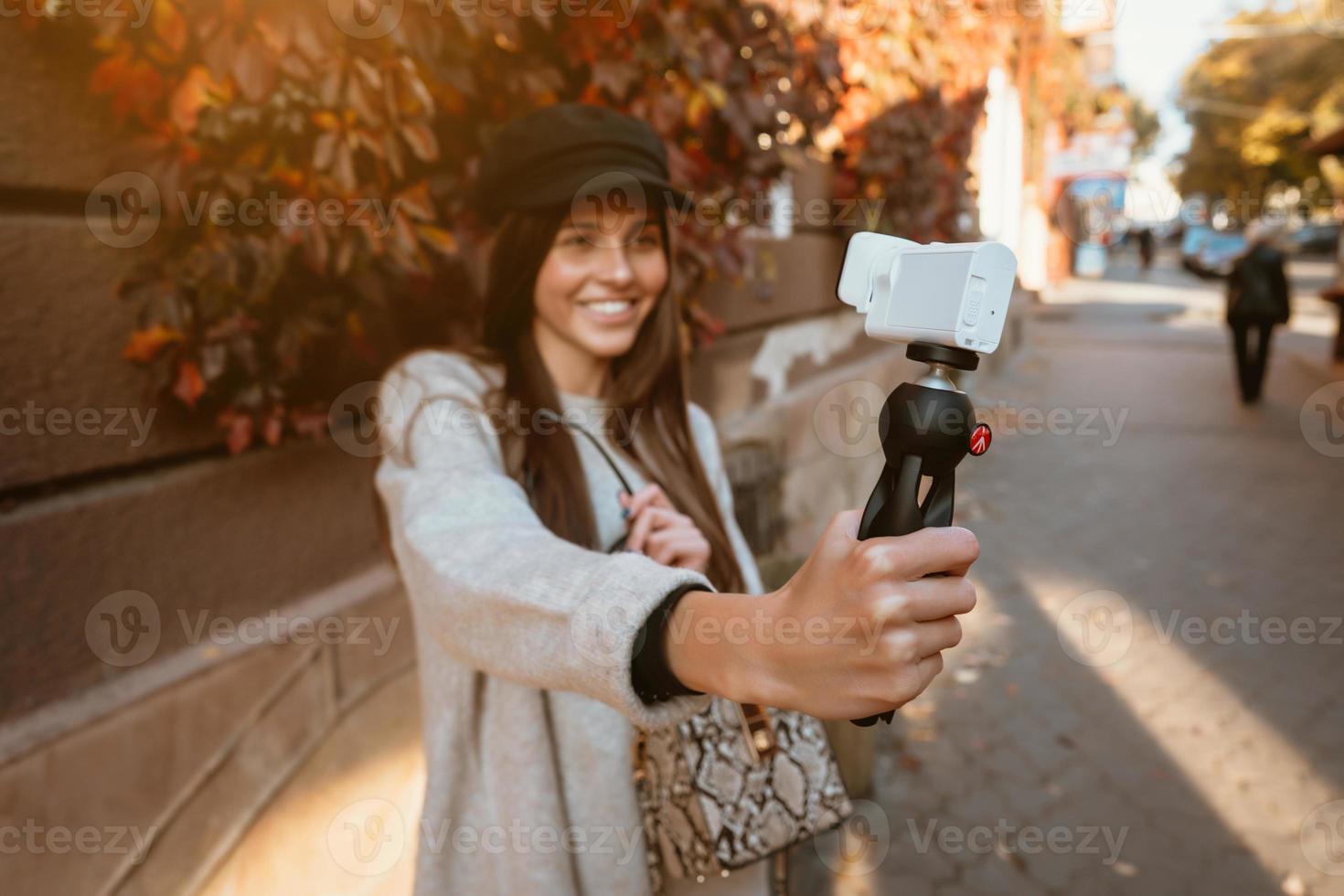 Linda Jovencita Hace Selfie Y Posa En La Cámara 11443674 Foto De Stock En Vecteezy