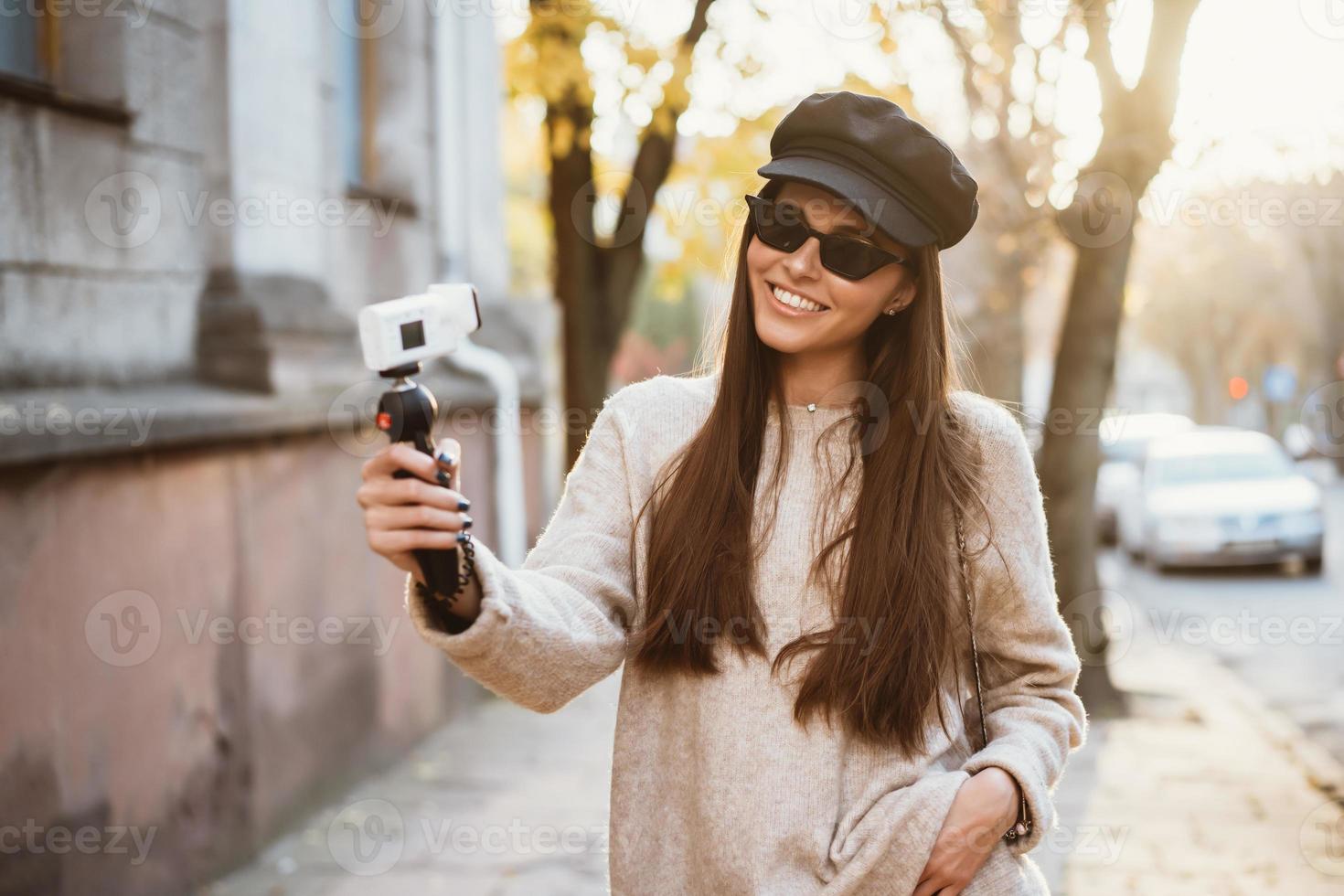 Linda Jovencita Hace Selfie Y Posa En La Cámara 11444935 Foto De Stock En Vecteezy