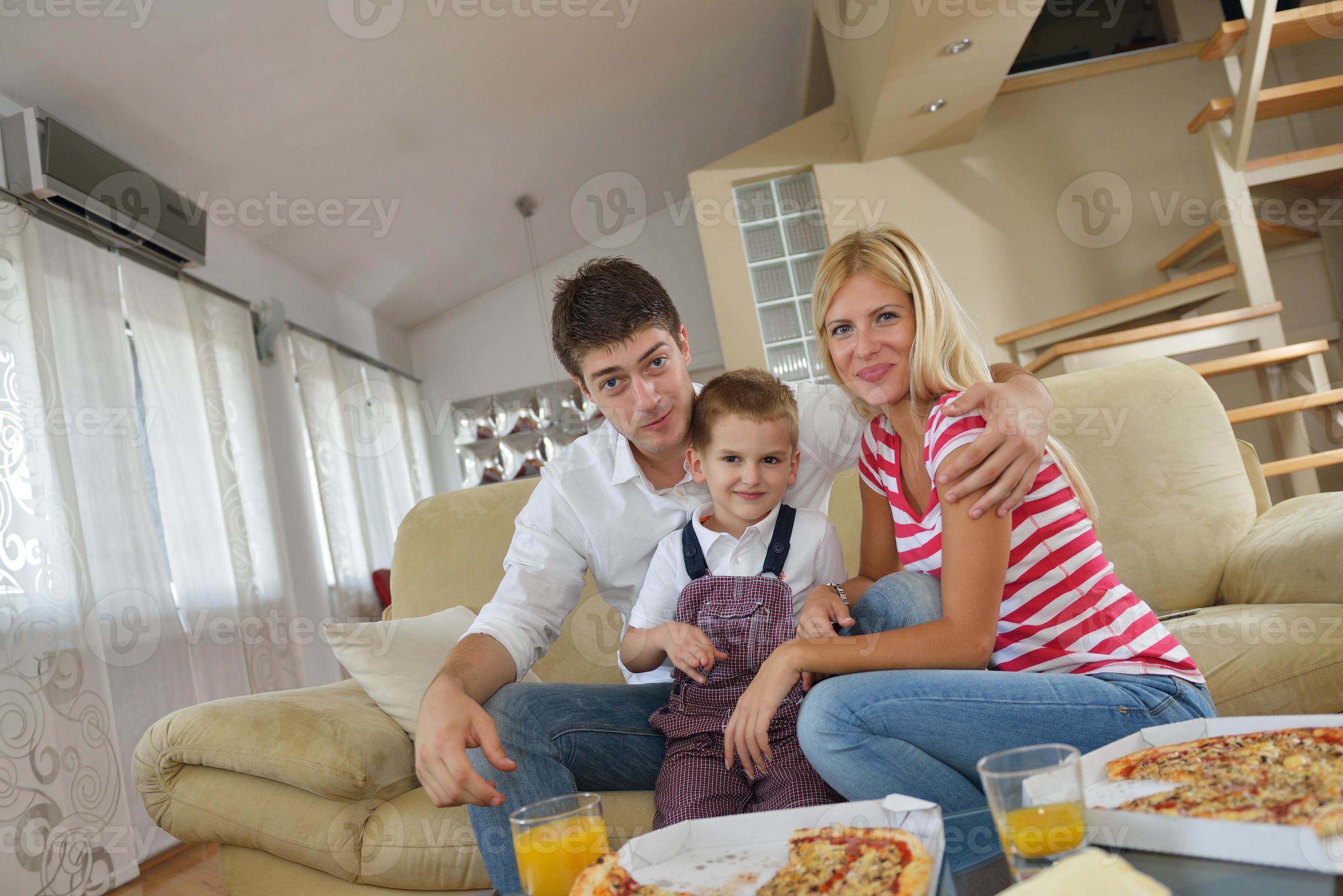familia comiendo pizza 11574843 Foto de stock en Vecteezy