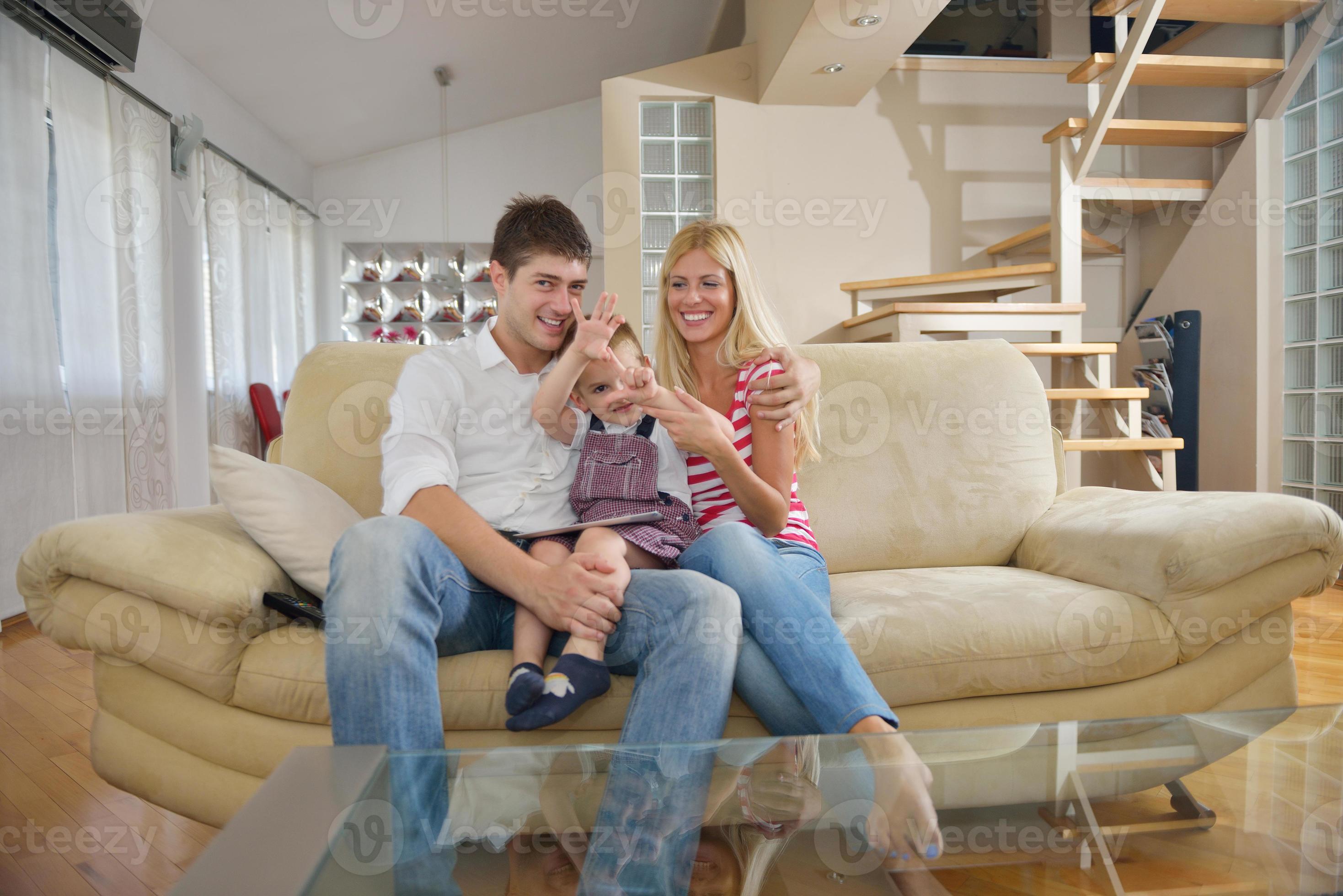 familia comiendo pizza 11575590 Foto de stock en Vecteezy