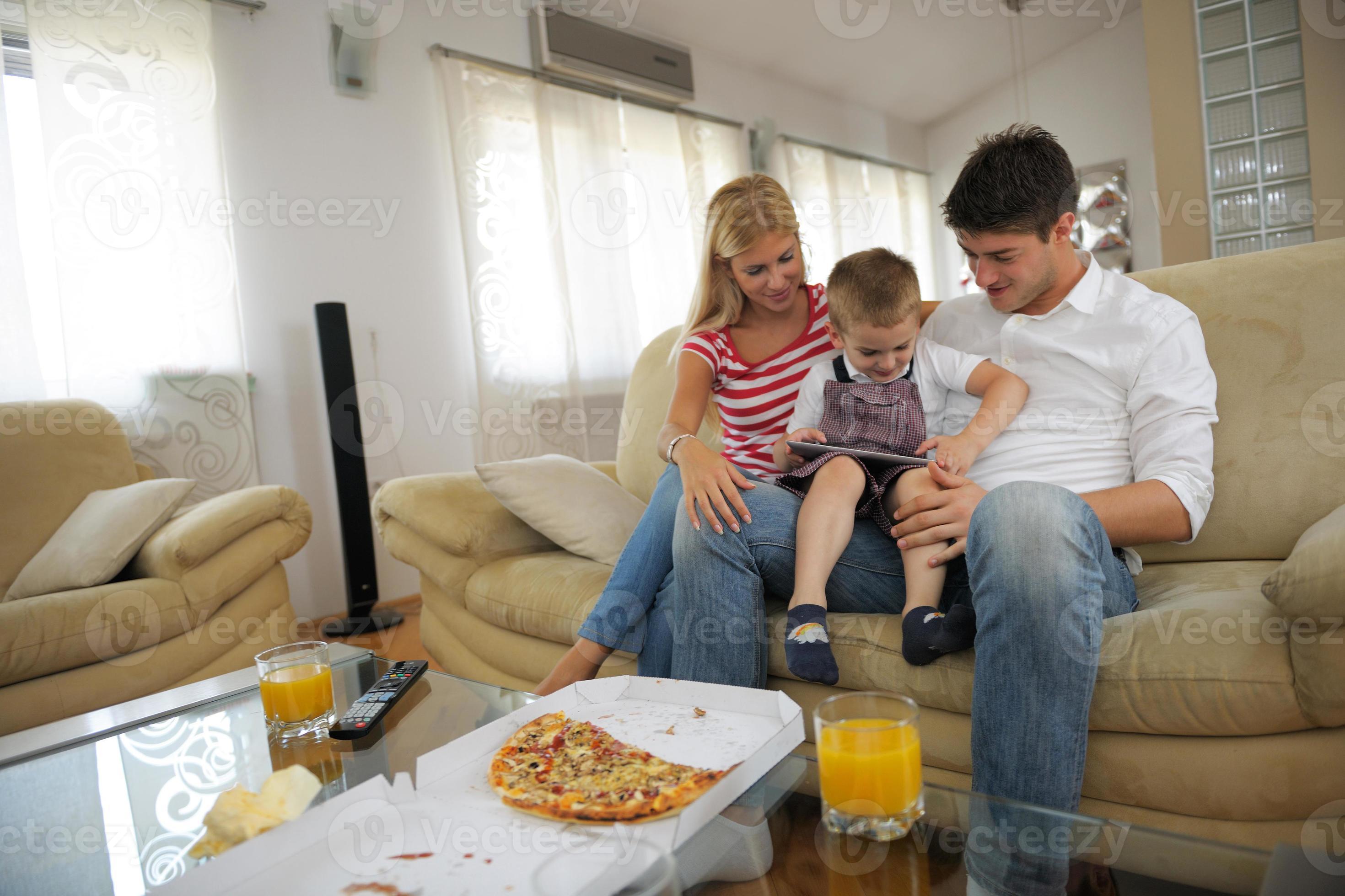 familia comiendo pizza 11581251 Foto de stock en Vecteezy