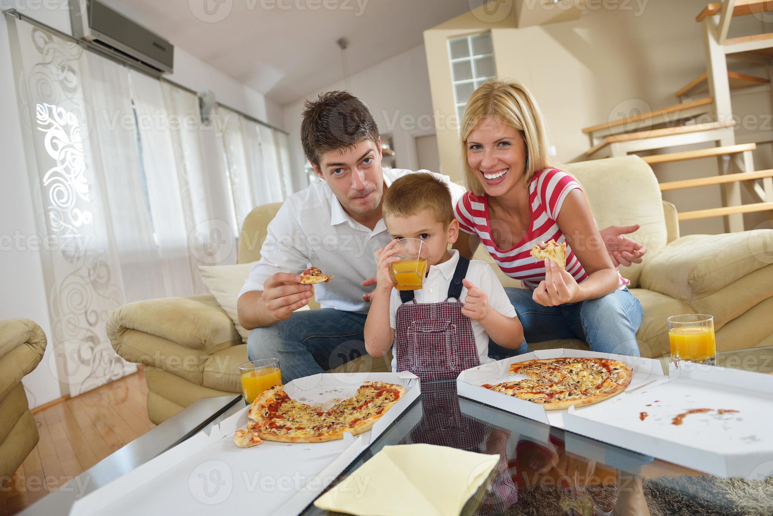 familia comiendo pizza 11616321 Foto de stock en Vecteezy