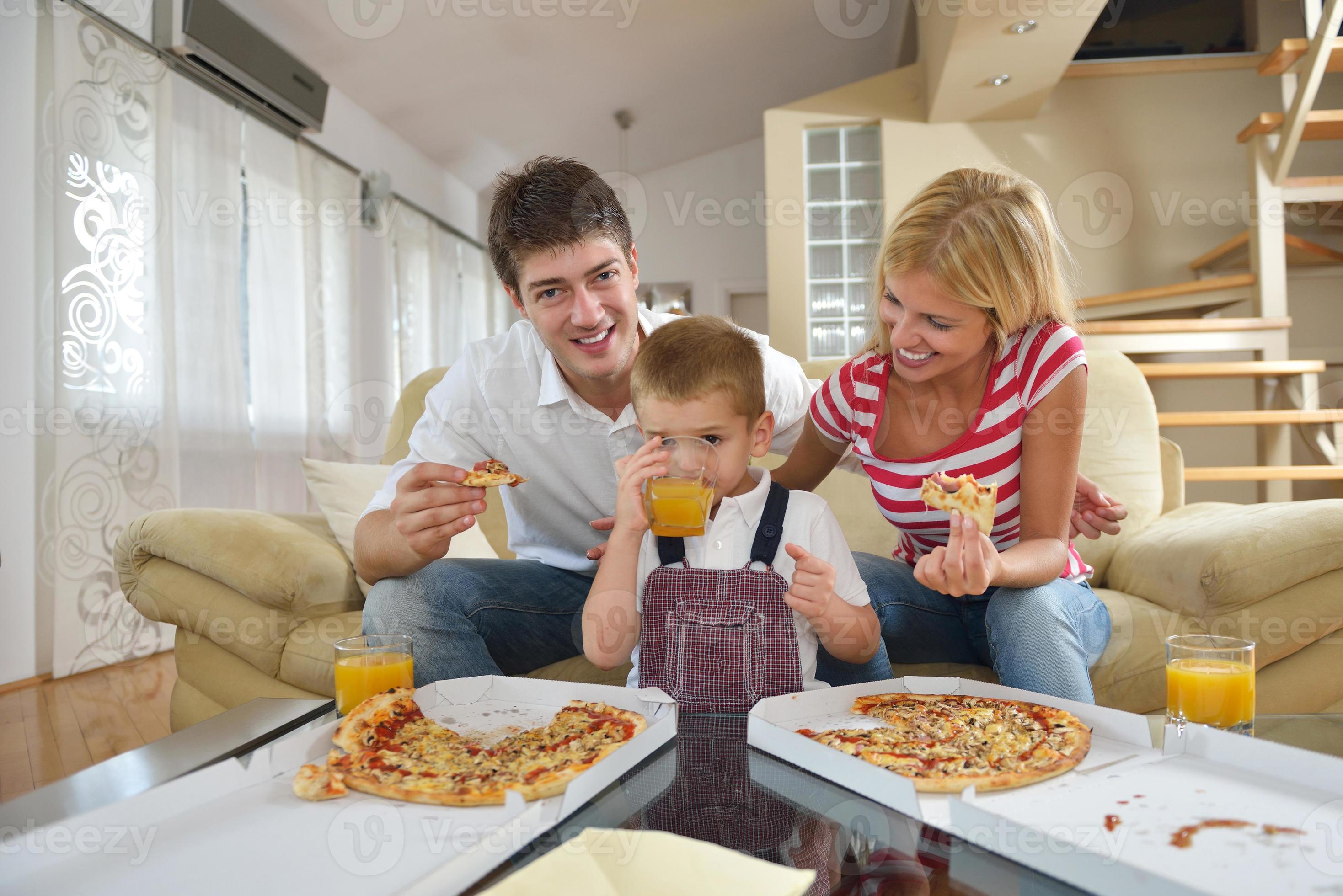 familia comiendo pizza 11622801 Foto de stock en Vecteezy