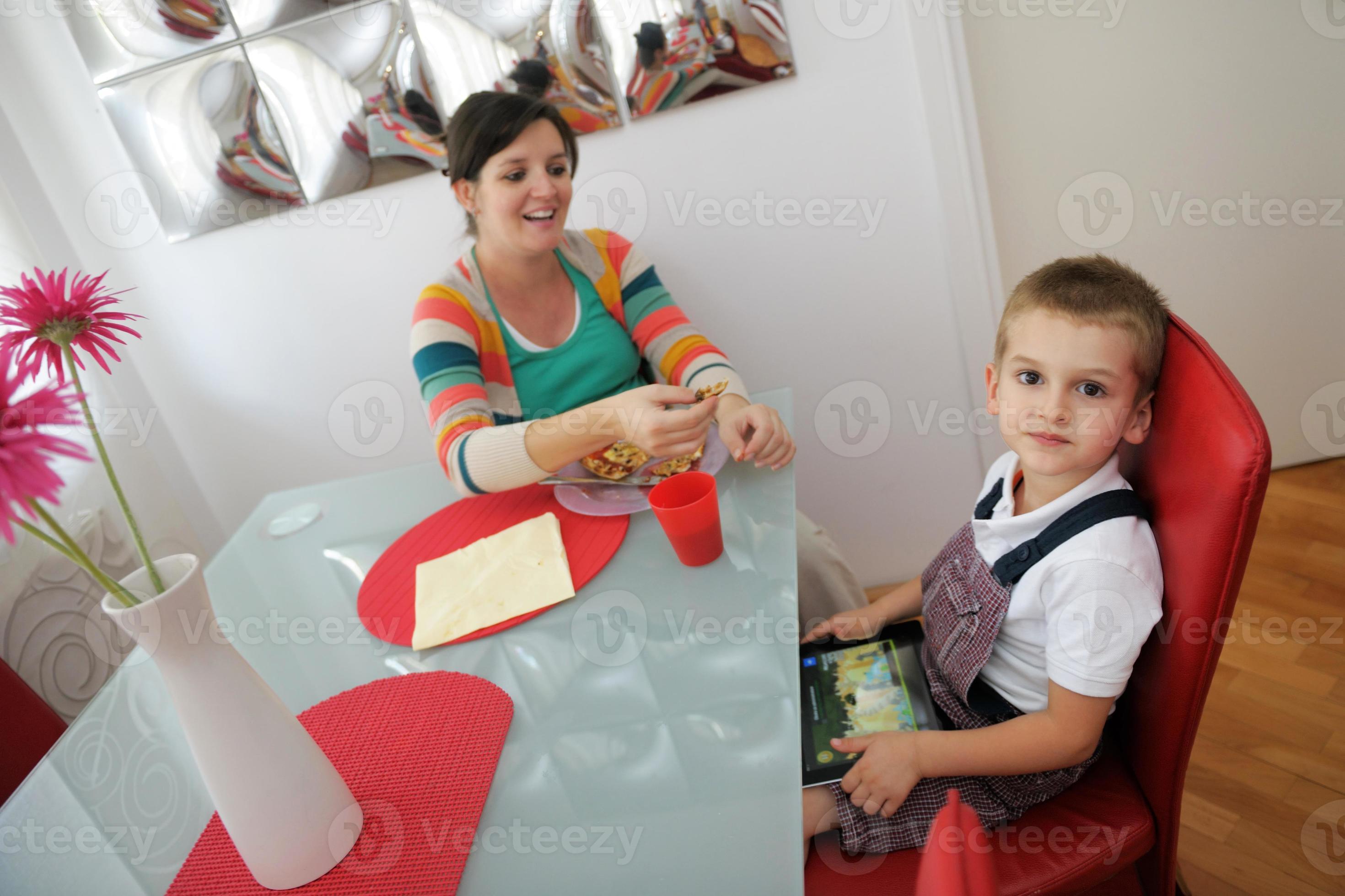 familia comiendo pizza 11624589 Foto de stock en Vecteezy