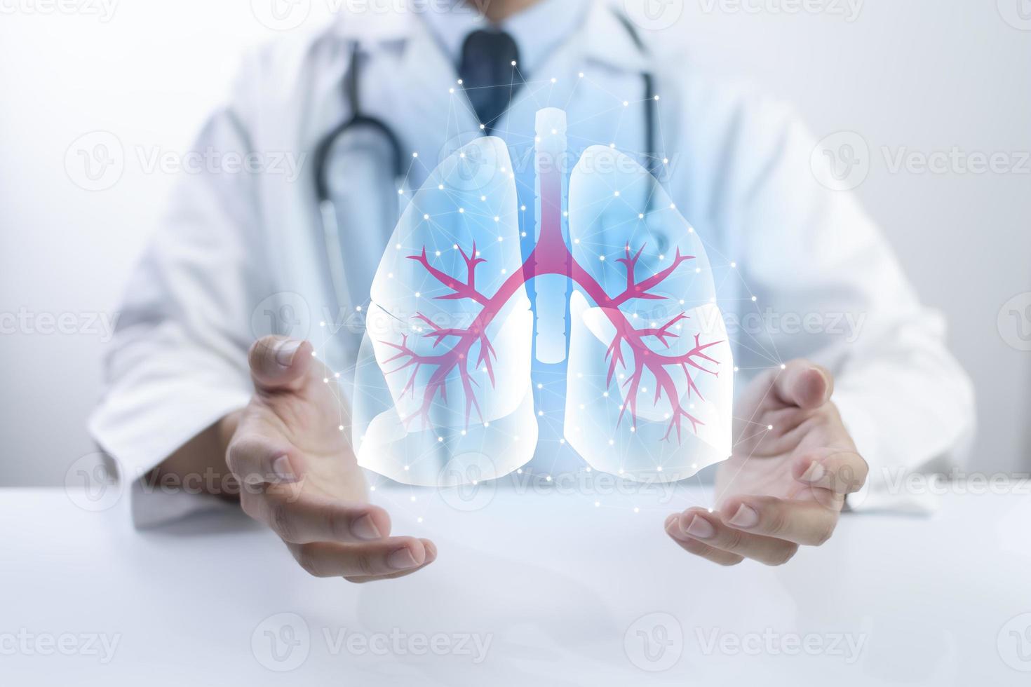 médico neumólogo que muestra una pantalla virtual de un problema médico pulmonar. concepto de ...
