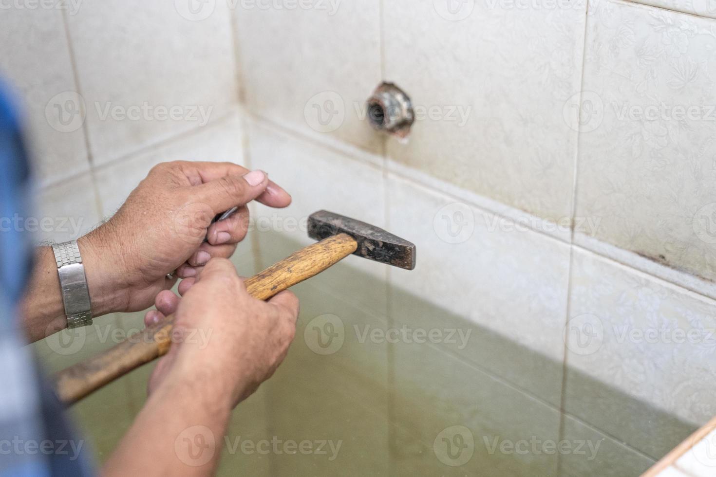 la mano del hombre sostiene el pequeño martillo y el clavo listos para ... la mano del hombre sostiene el pequeño martillo y el clavo listos para ...