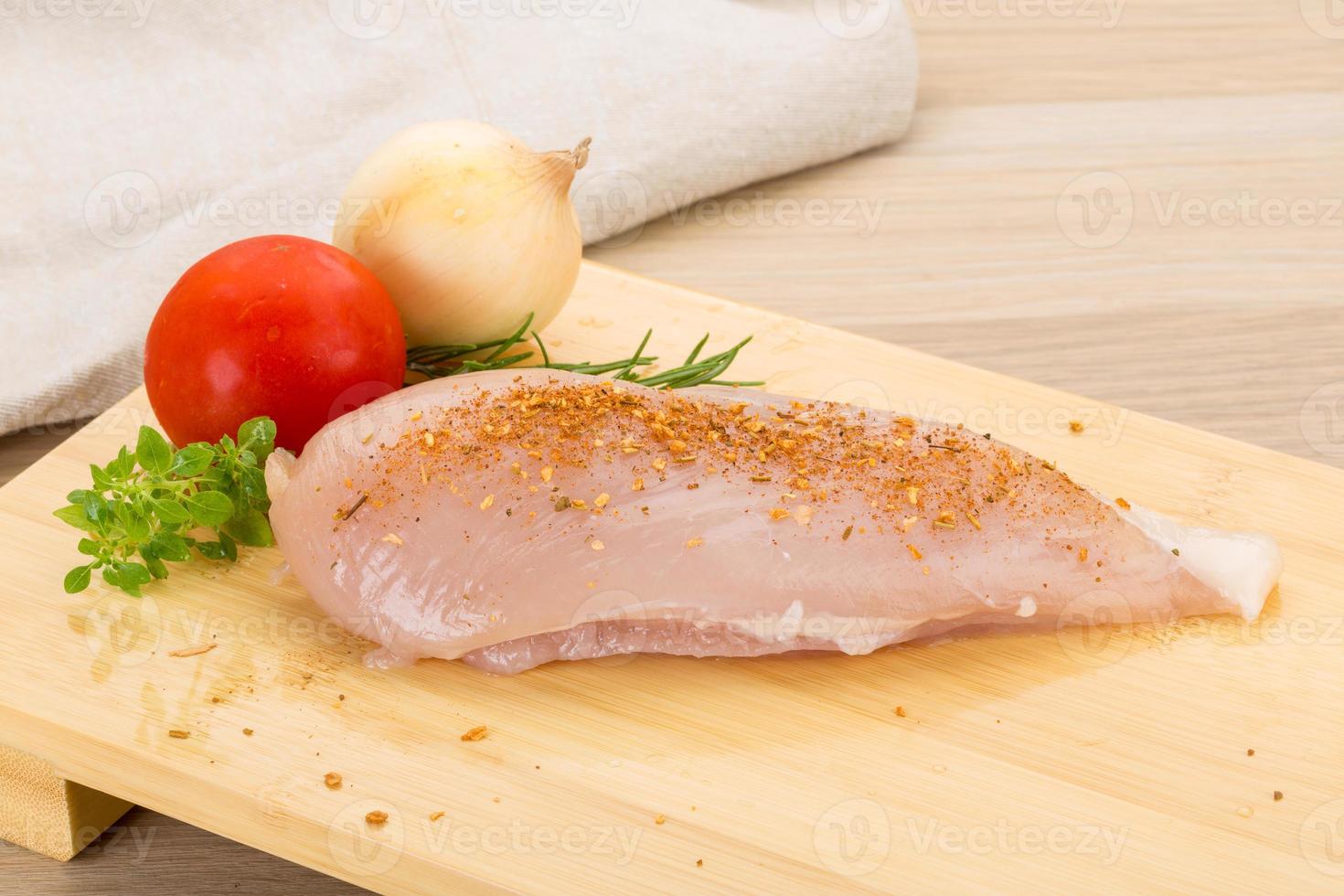 pechuga de pollo cruda sobre tabla de madera y fondo de madera 11726764 Foto de stock en Vecteezy