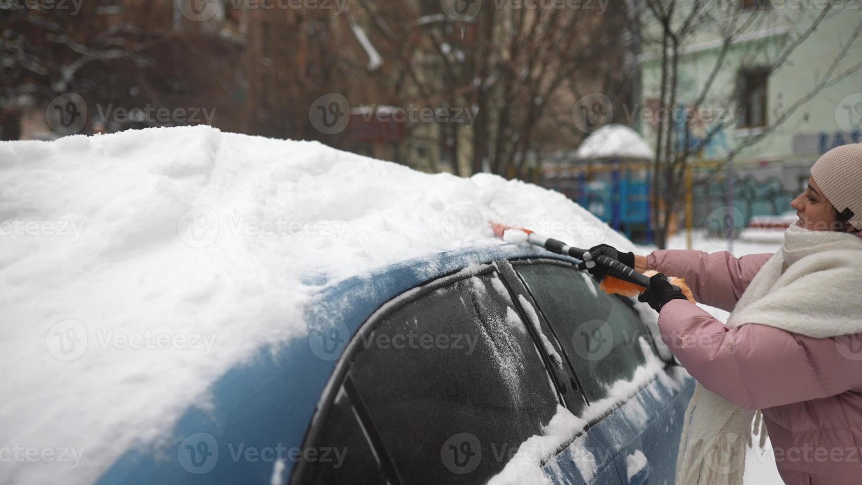 Woman removing snow from car 11763716 Stock Photo at Vecteezy