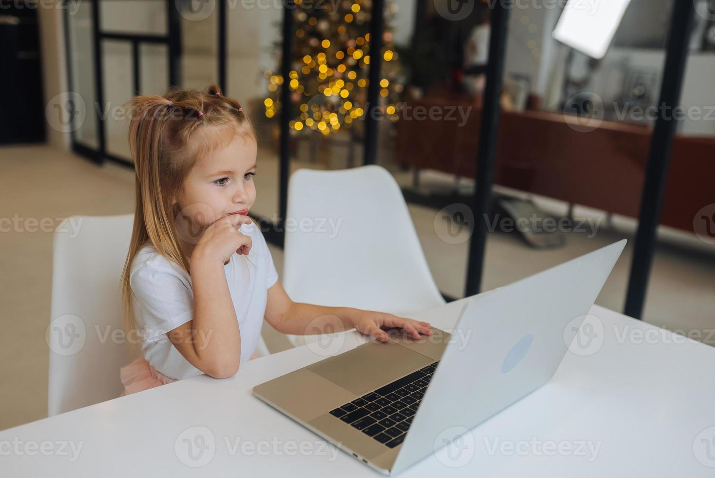 niña usando una computadora de tableta sentada en la mesa 11782777 Foto ... niña usando una computadora de tableta sentada en la mesa 11782777 Foto ...