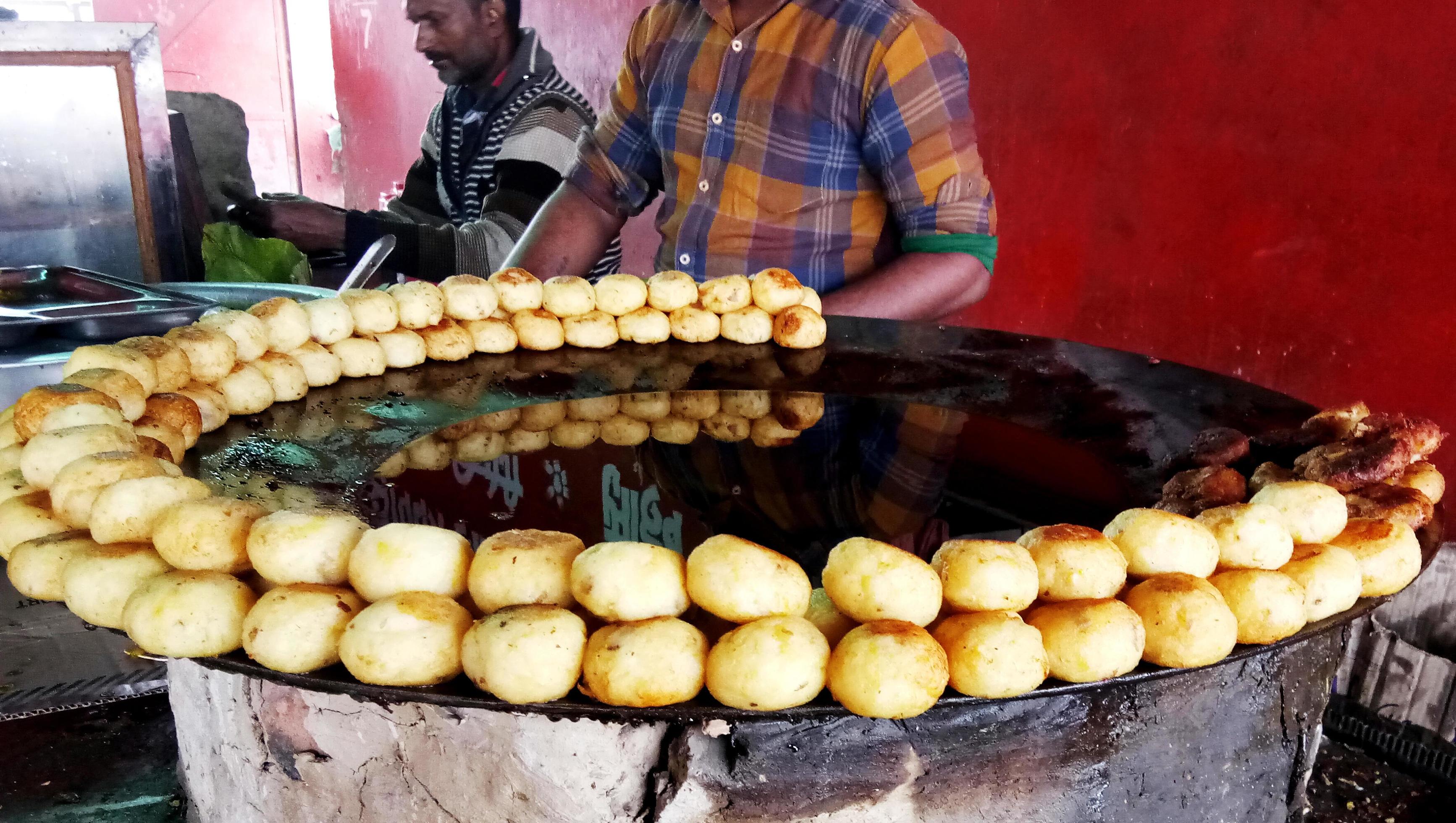 chuletas de patata frita aloo tikki, famosa comida callejera india ... chuletas de patata frita aloo tikki, famosa comida callejera india ...