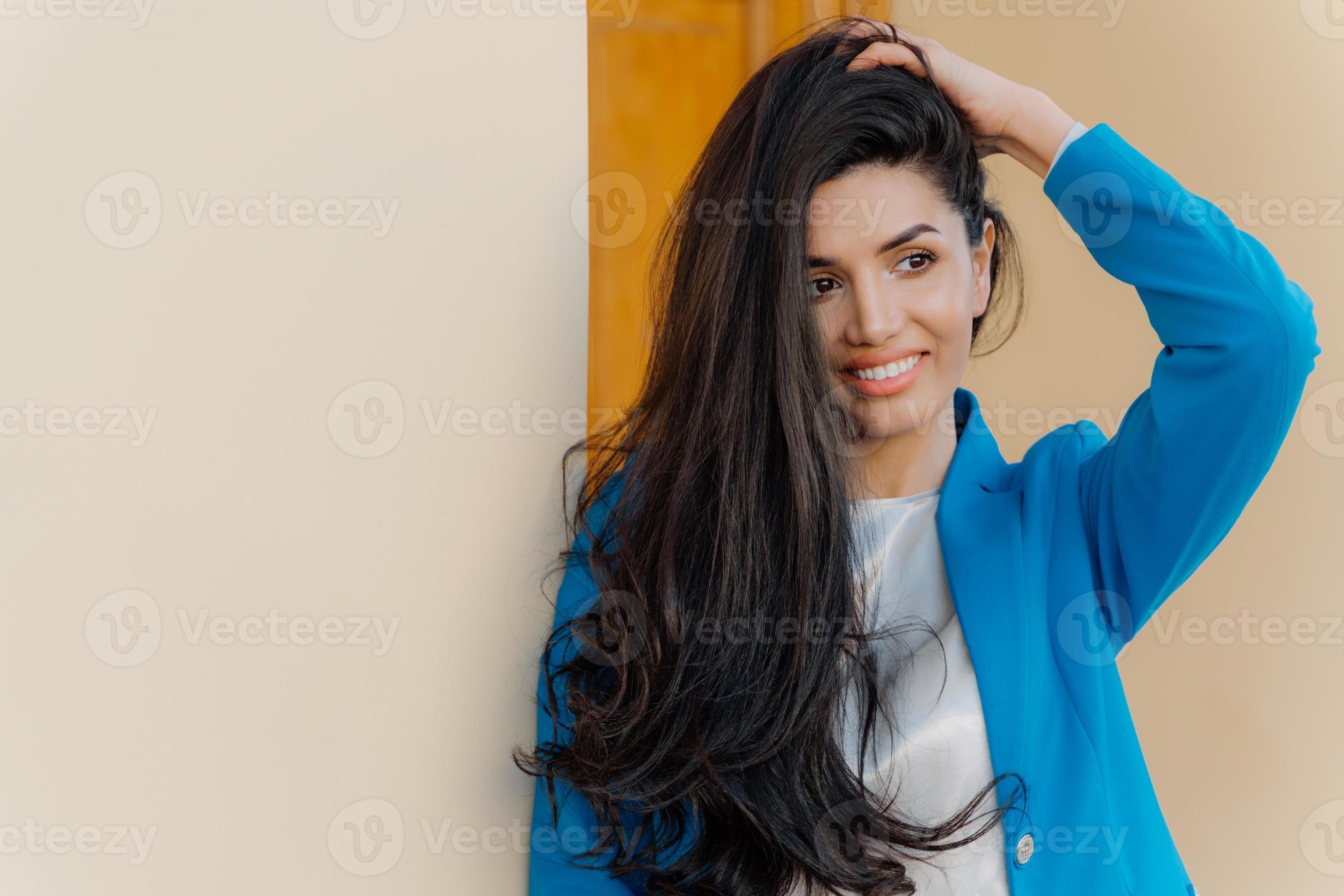 Foto De Una Hermosa Morena Guapa Con La Mano En La Cabeza Con El Pelo Largo Y Oscuro Peinado A