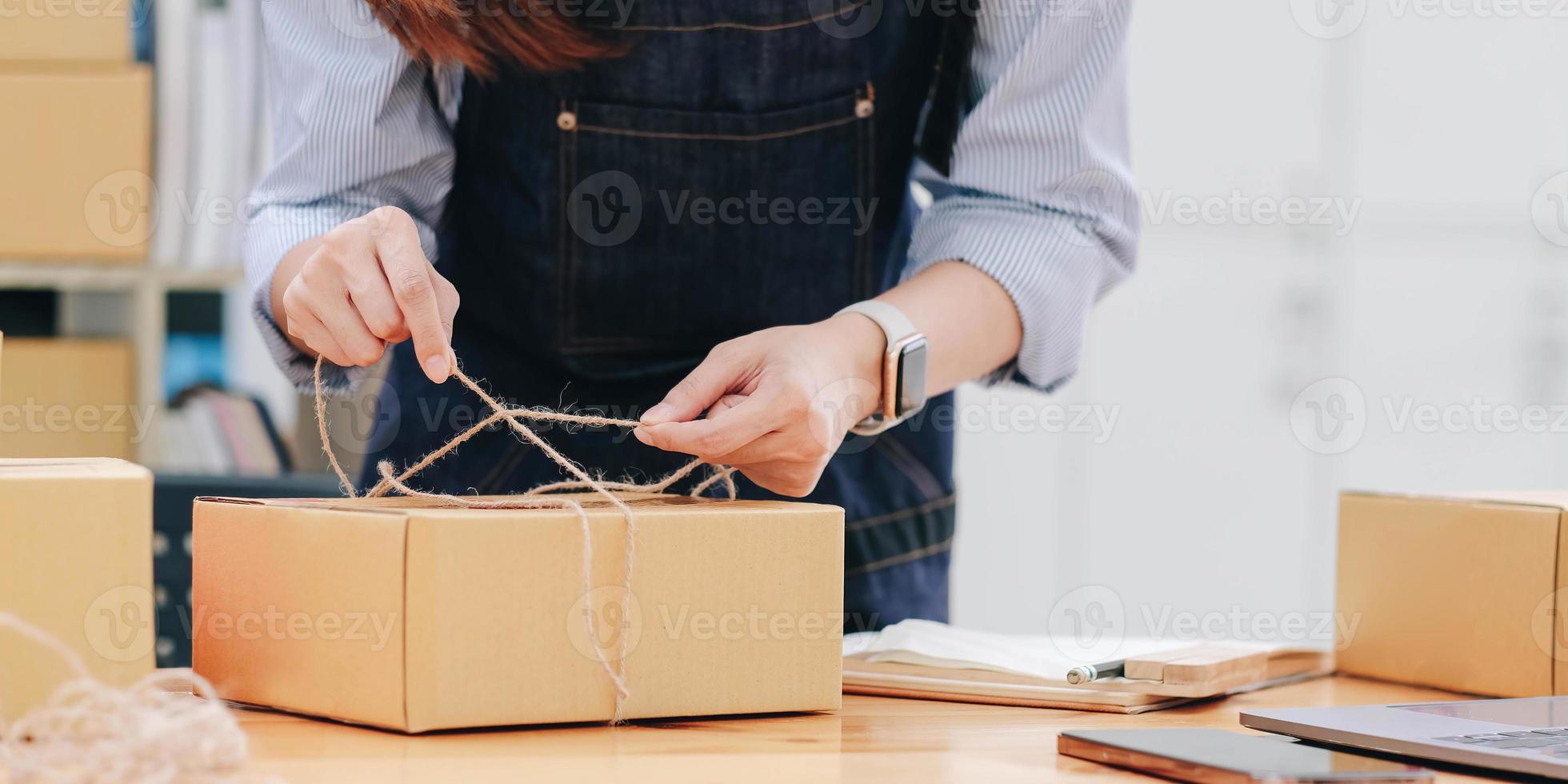 iniciando una pequeña empresa, propietaria de una pyme, empresarias están usando la cuerda para ...
