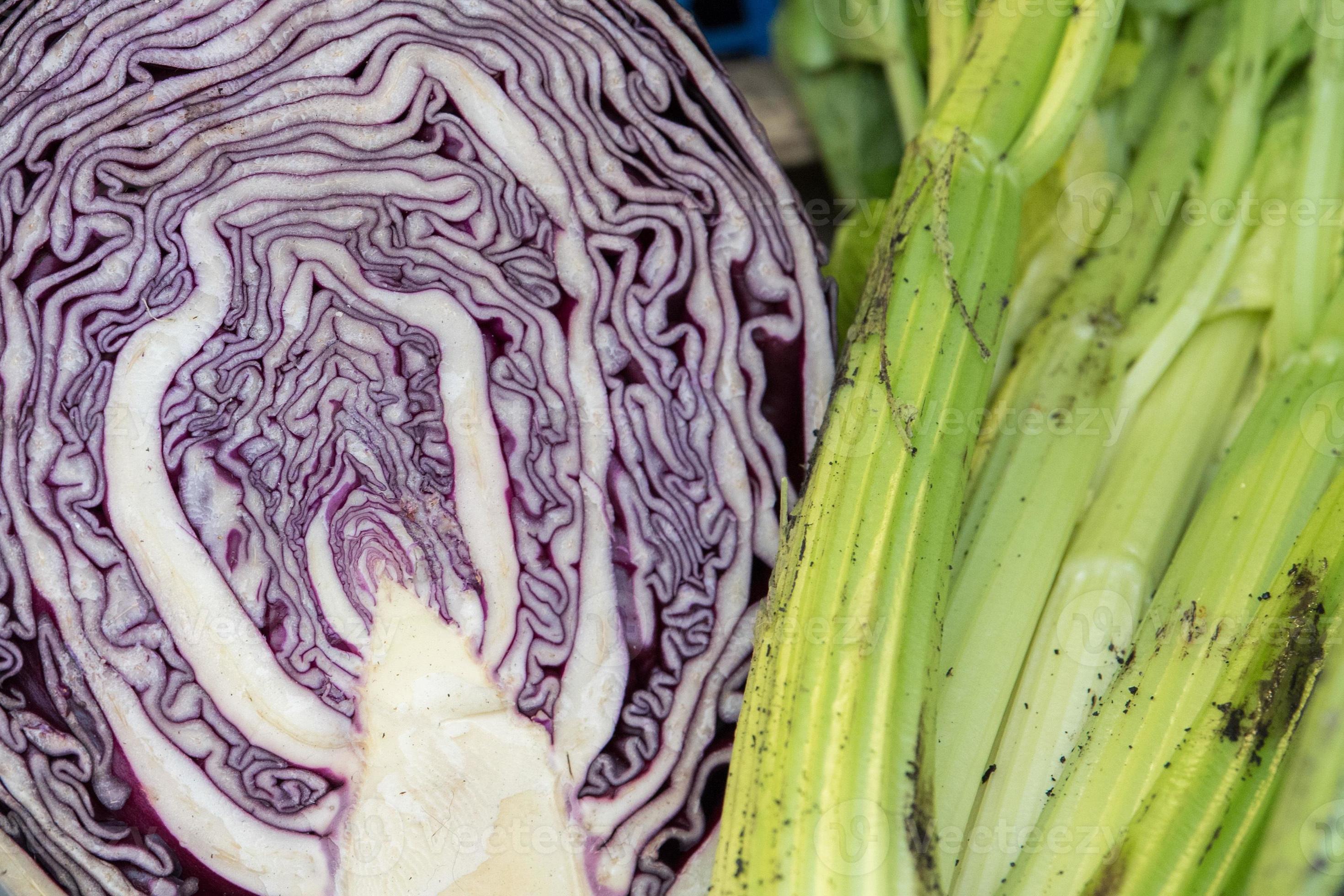 verduras frescas orgánicas en el mercado apio y repollo 12013142 Foto ... verduras frescas orgánicas en el mercado apio y repollo 12013142 Foto ...