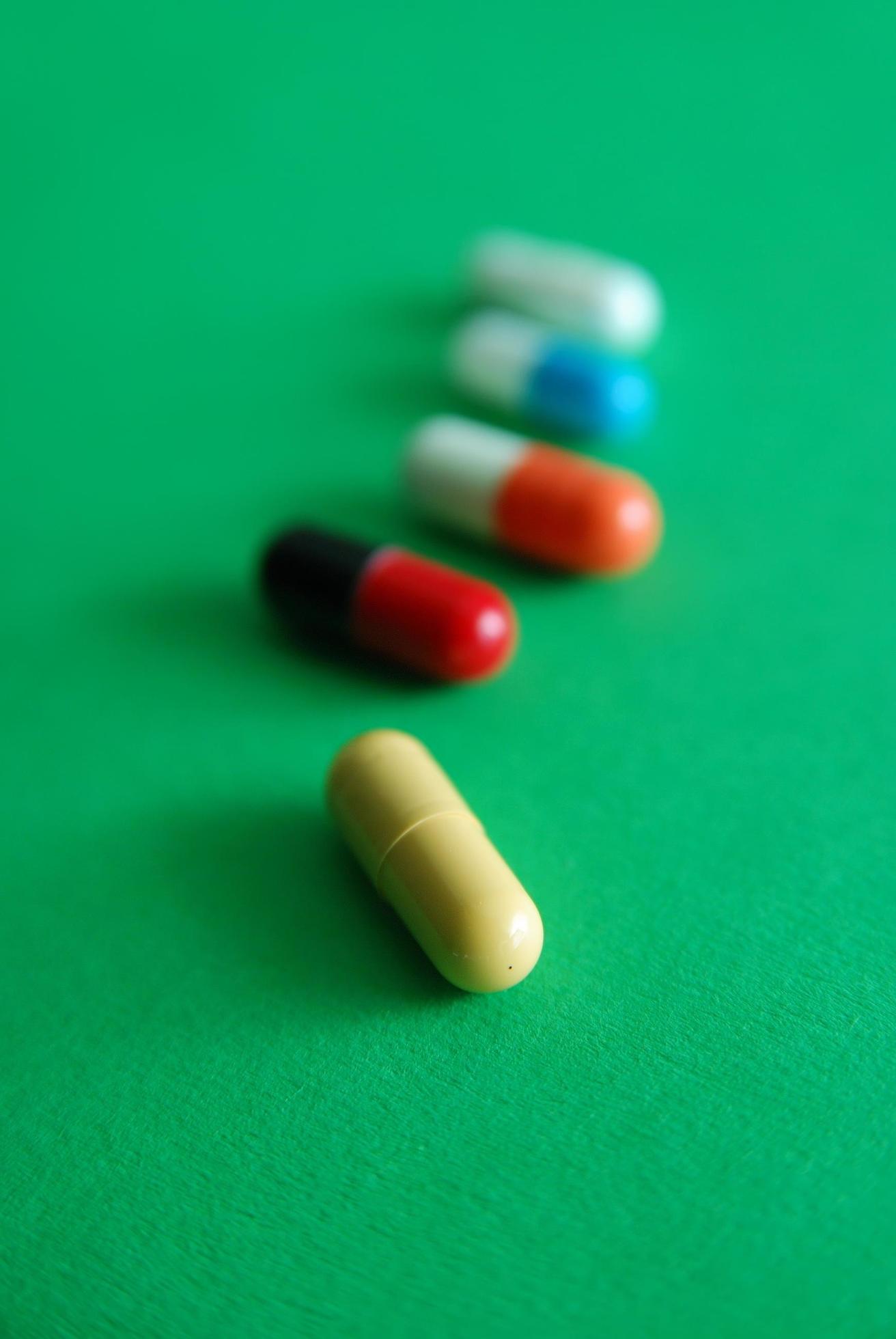 pills on green background in row 12133923 Stock Photo at Vecteezy pills on green background in row 12133923 Stock Photo at Vecteezy