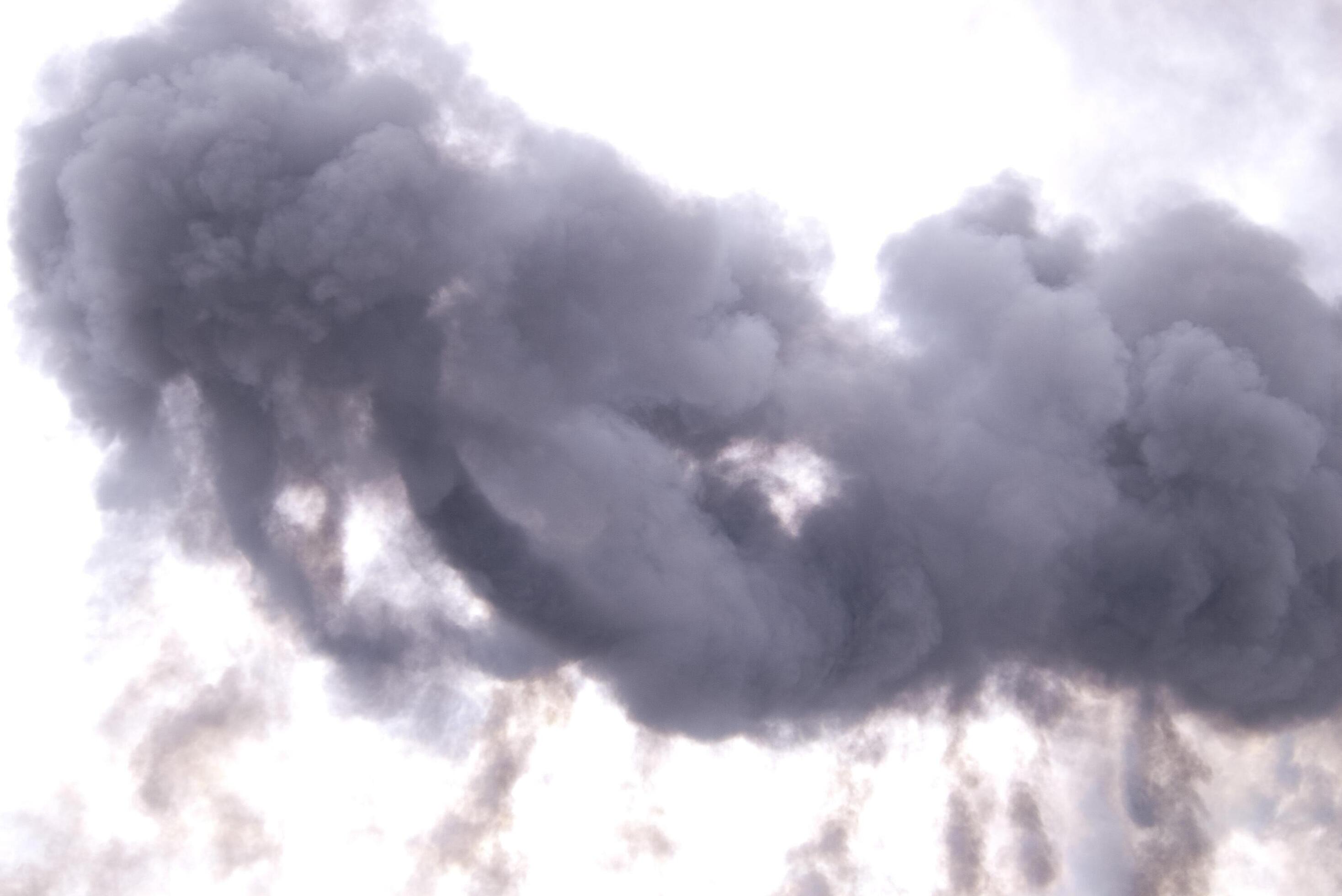 Una Gran Nube De Humo Se Eleva Hacia El Cielo 12156175 Foto De Stock En