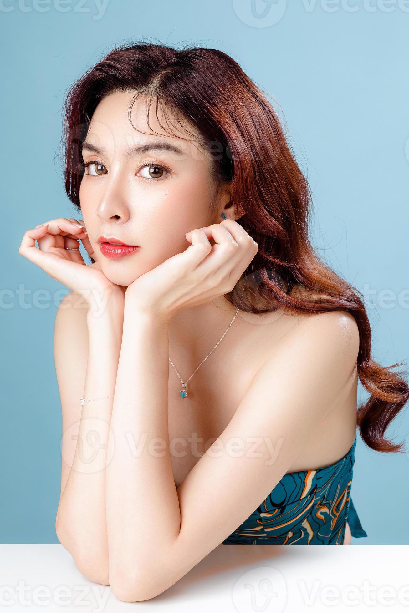 mujer asiática con una cara hermosa y una piel limpia y fresca perfecta. lindo modelo femenino ...