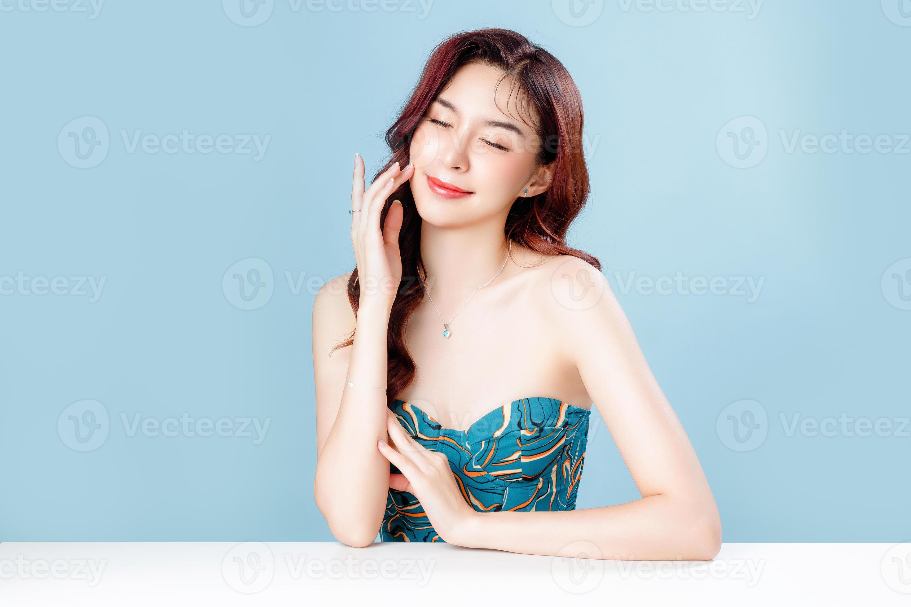 Mujer Asiática Con Una Cara Hermosa Y Una Piel Limpia Y Fresca Perfecta