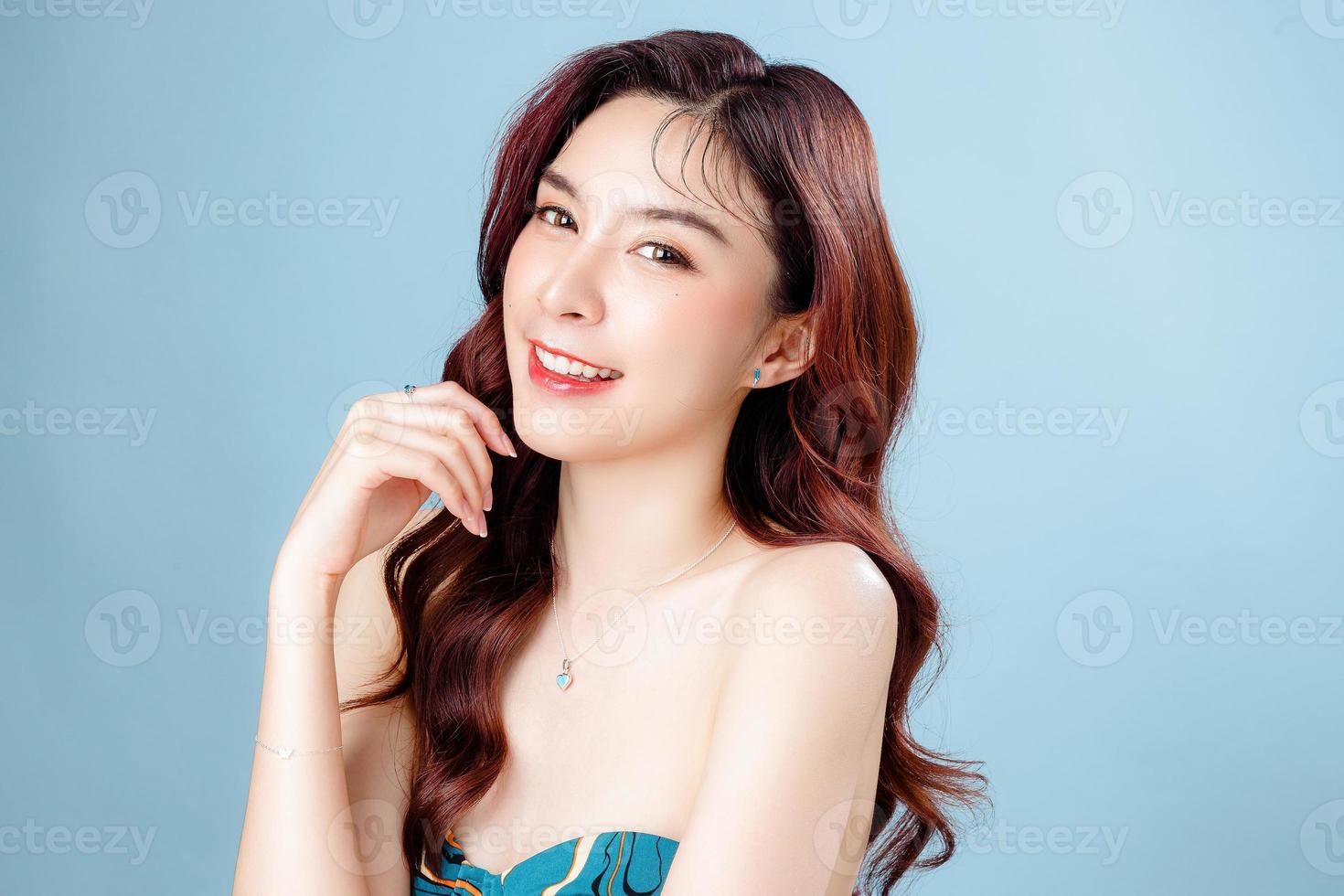 mujer asiática con una cara hermosa y una piel limpia y fresca perfecta. lindo modelo femenino ...