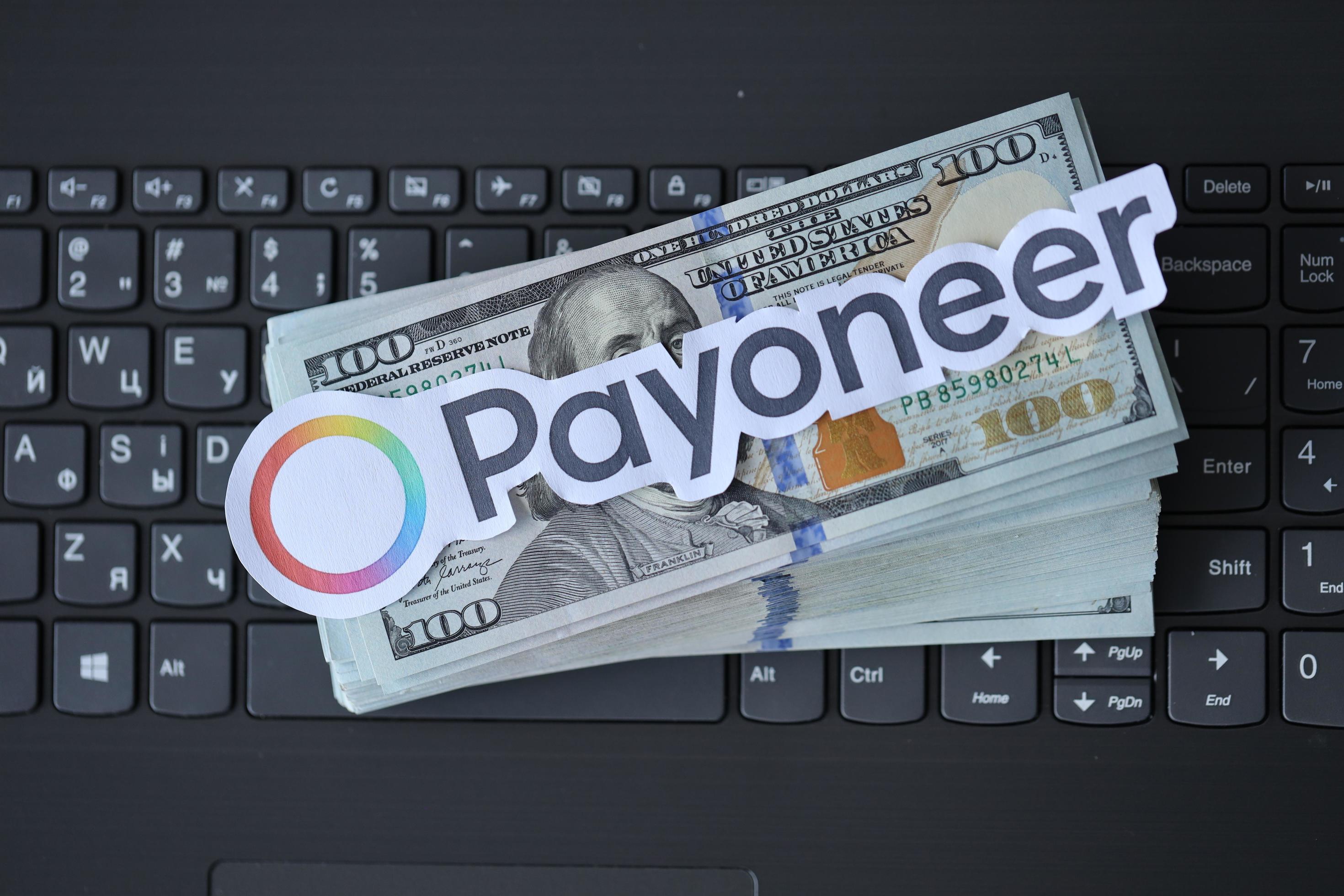 ternopil, ucrania - 6 de septiembre de 2022, el logotipo de papel de payoneer se encuentra en ...