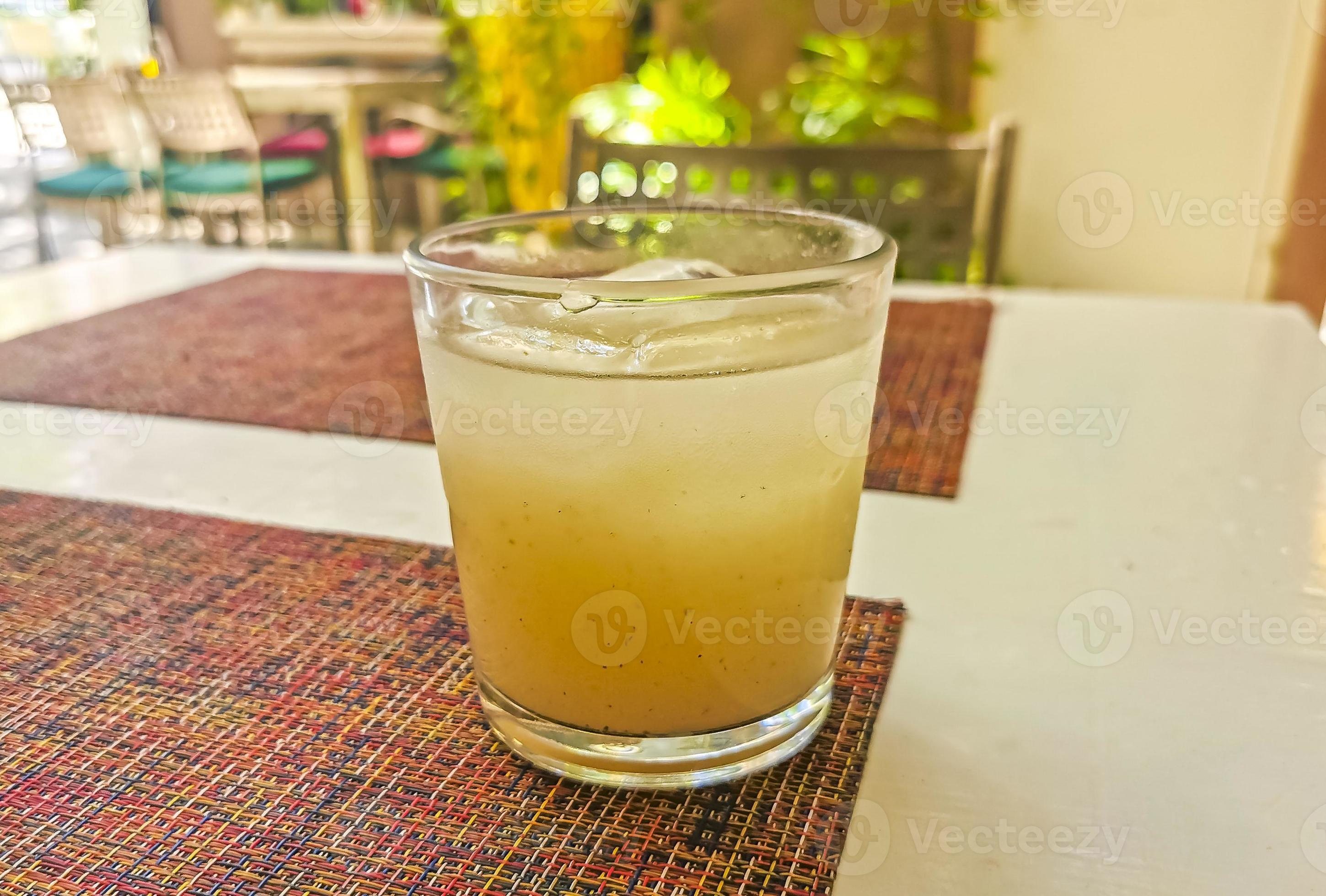 jugo de guanabana en restaurante papacharly playa del carmen mexico. 12512643 Foto de stock en ...