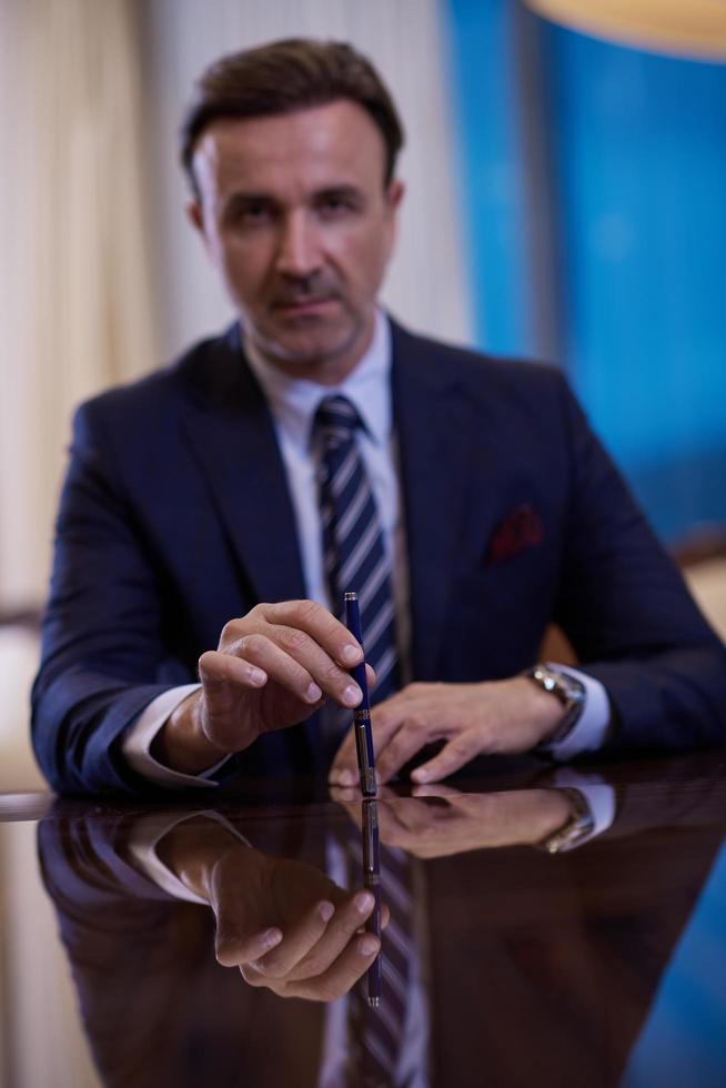 corporate businessman holding pen 12533565 Stock Photo at Vecteezy corporate businessman holding pen 12533565 Stock Photo at Vecteezy