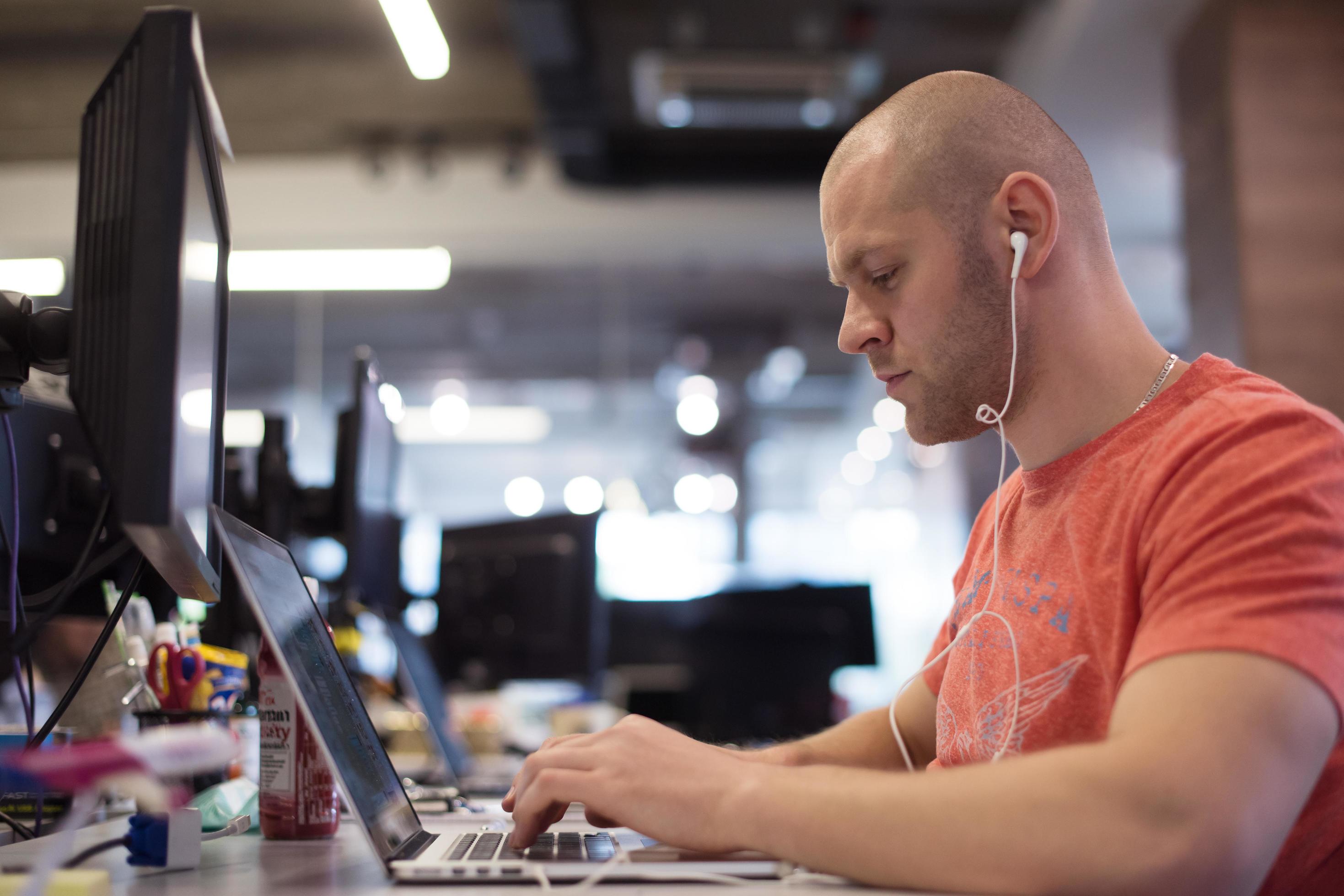 programador escribiendo código de programación 12535198 Foto de stock ...
