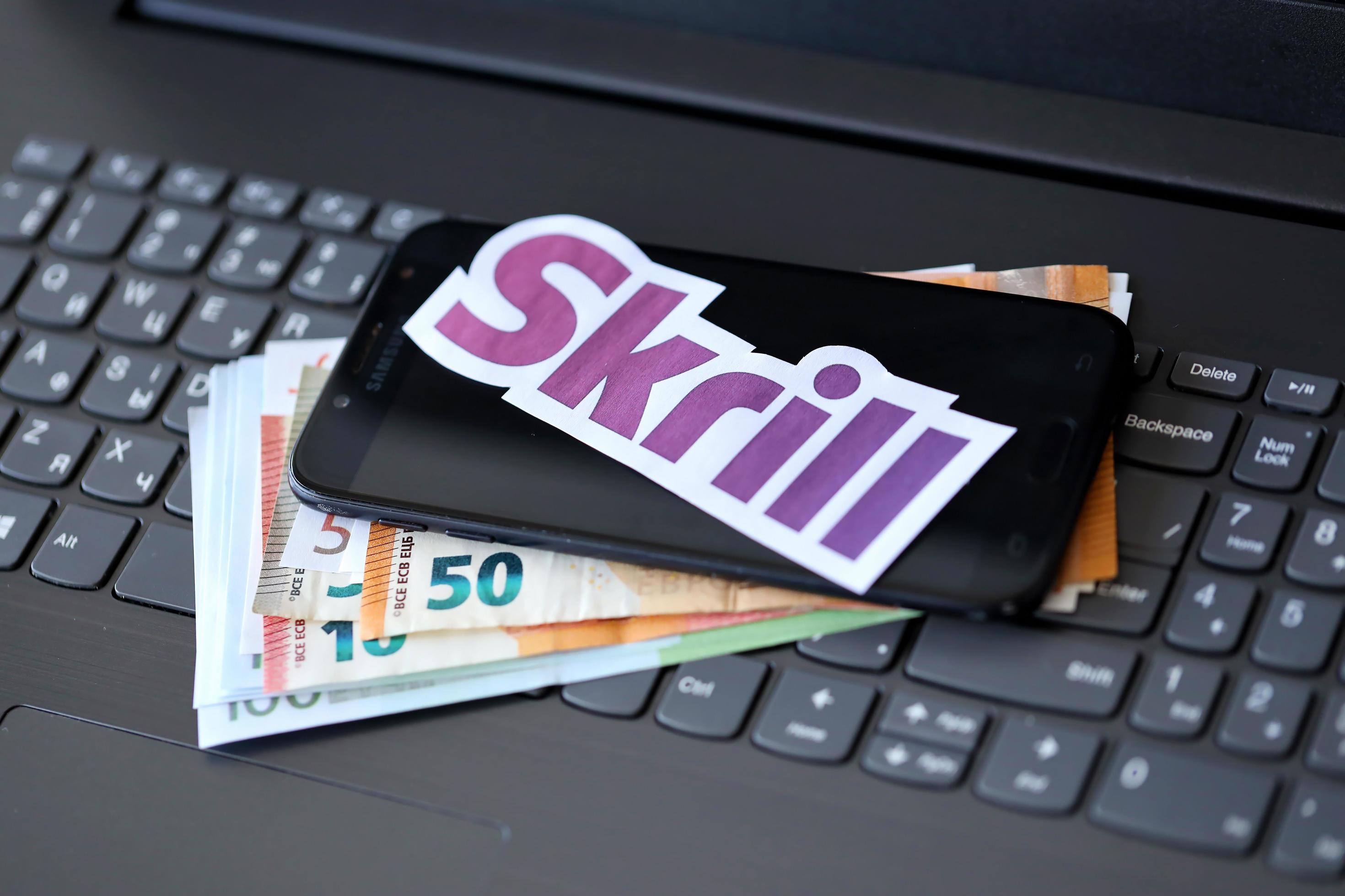 ternopil, ucrania - 6 de septiembre de 2022, el logotipo de papel de skrill se encuentra en un ...